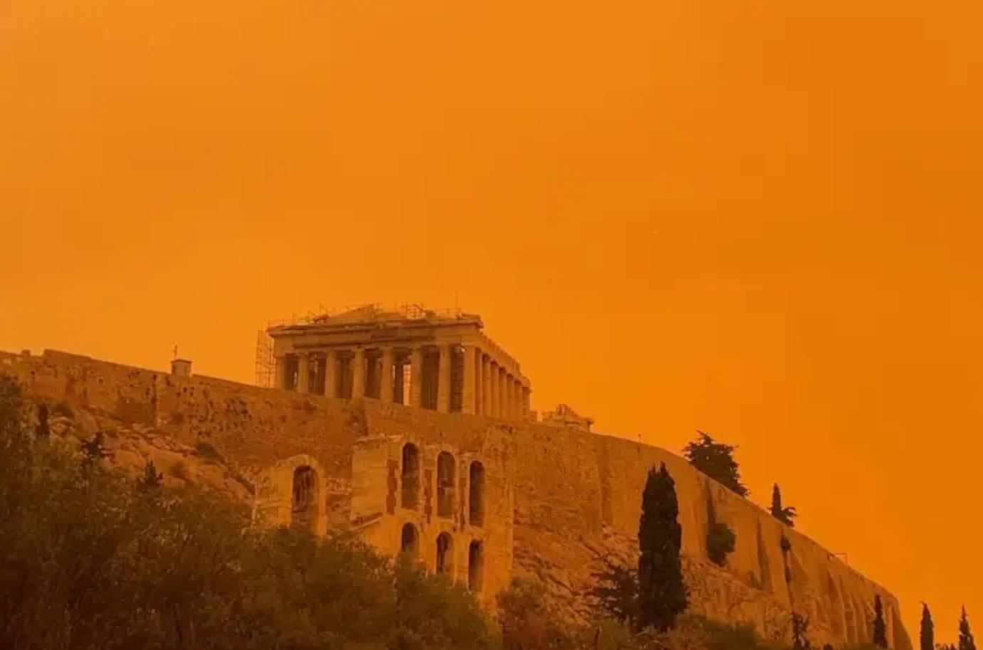 Martian skies over Athens? Greece’s capital turns an orange hue with ...