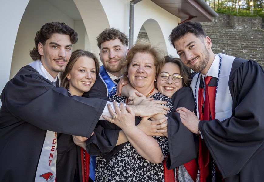 New Jersey quintuplets celebrate their graduation from same college ...