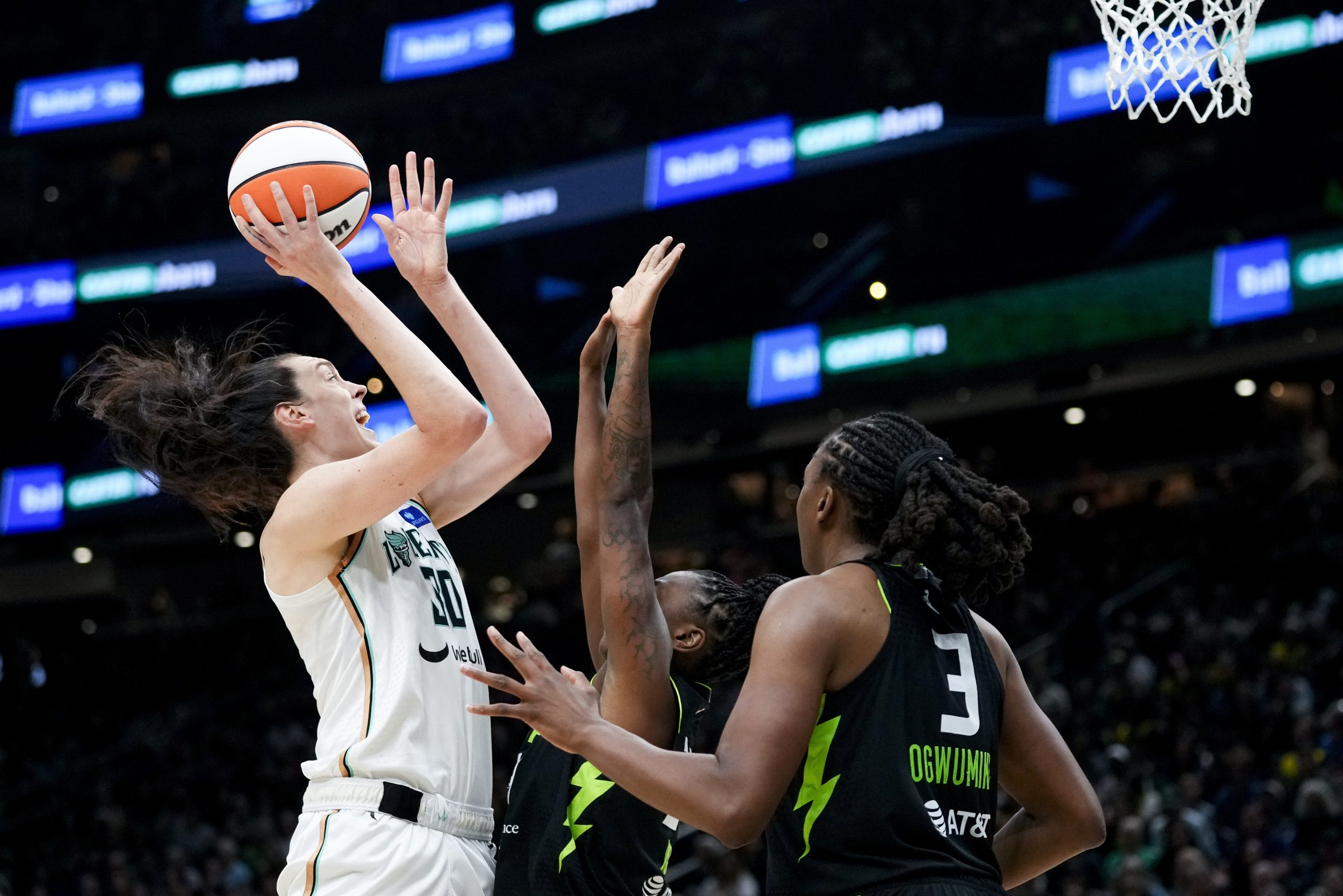 Breanna Stewart scores 32 points, Sabrina Ionescu adds 25 as Liberty ...