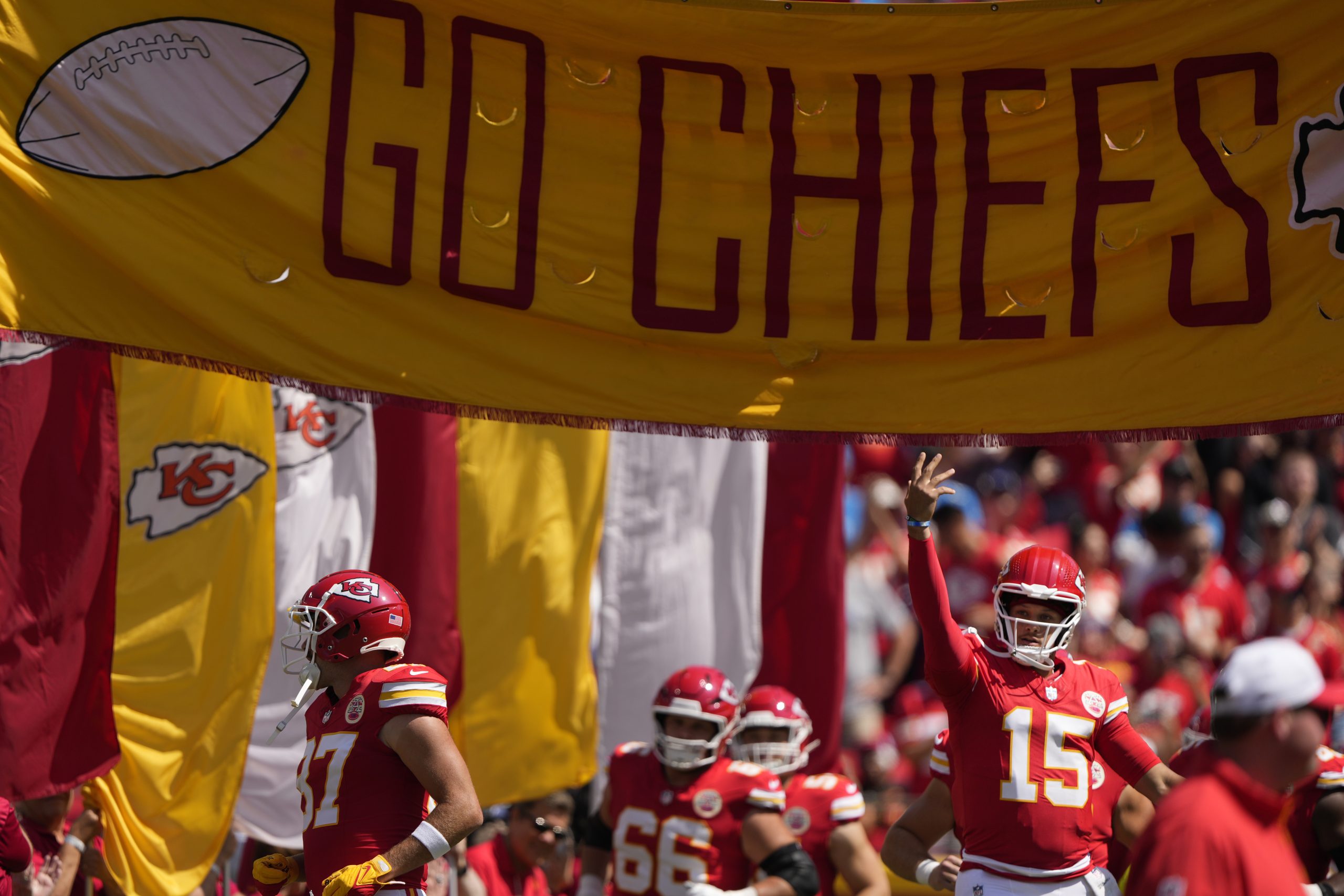 Chiefs’ Patrick Mahomes completes behind-the-back pass to Travis Kelce ...
