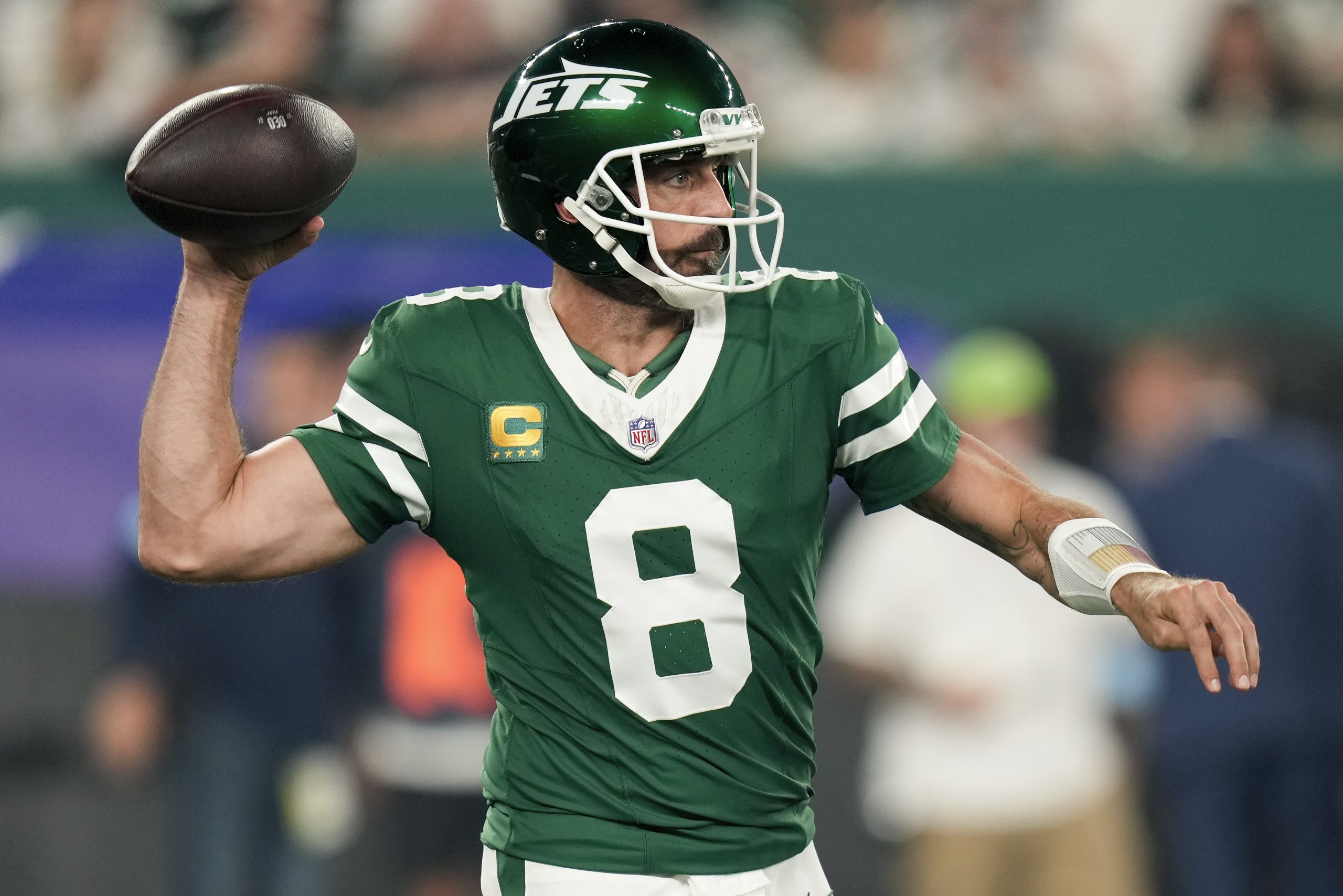 Jets' Aaron Rodgers returns to huge cheers for 1st home game since ...