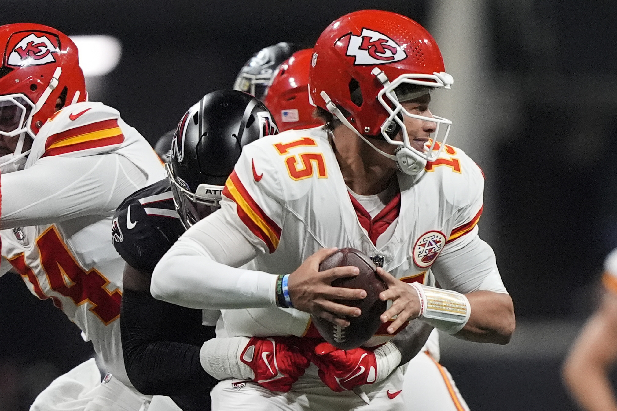 Mahomes throws 2 touchdown passes and the Chiefs’ defense preserves a ...