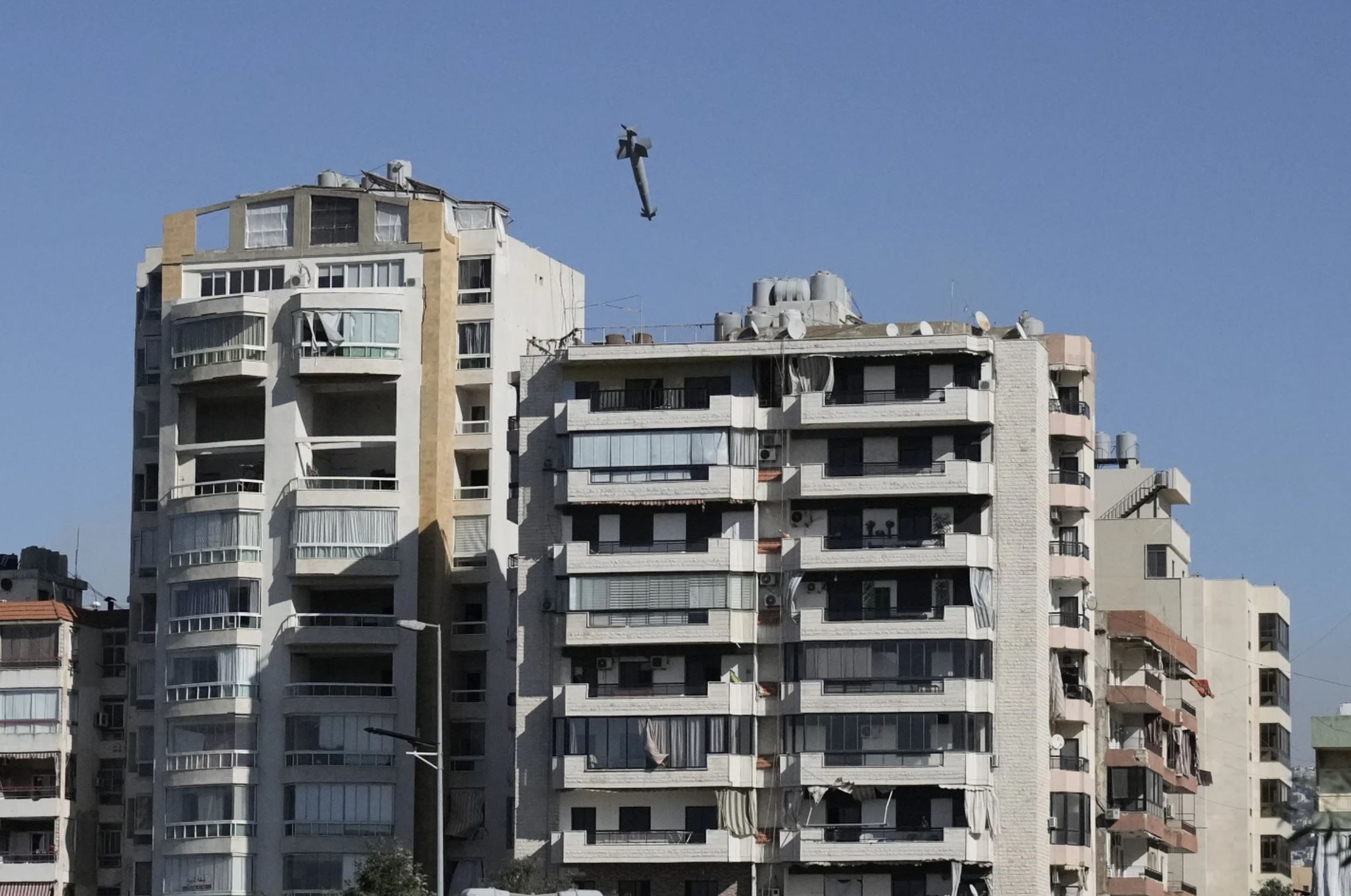 Images capture exact moments an Israeli missile strikes building in ...