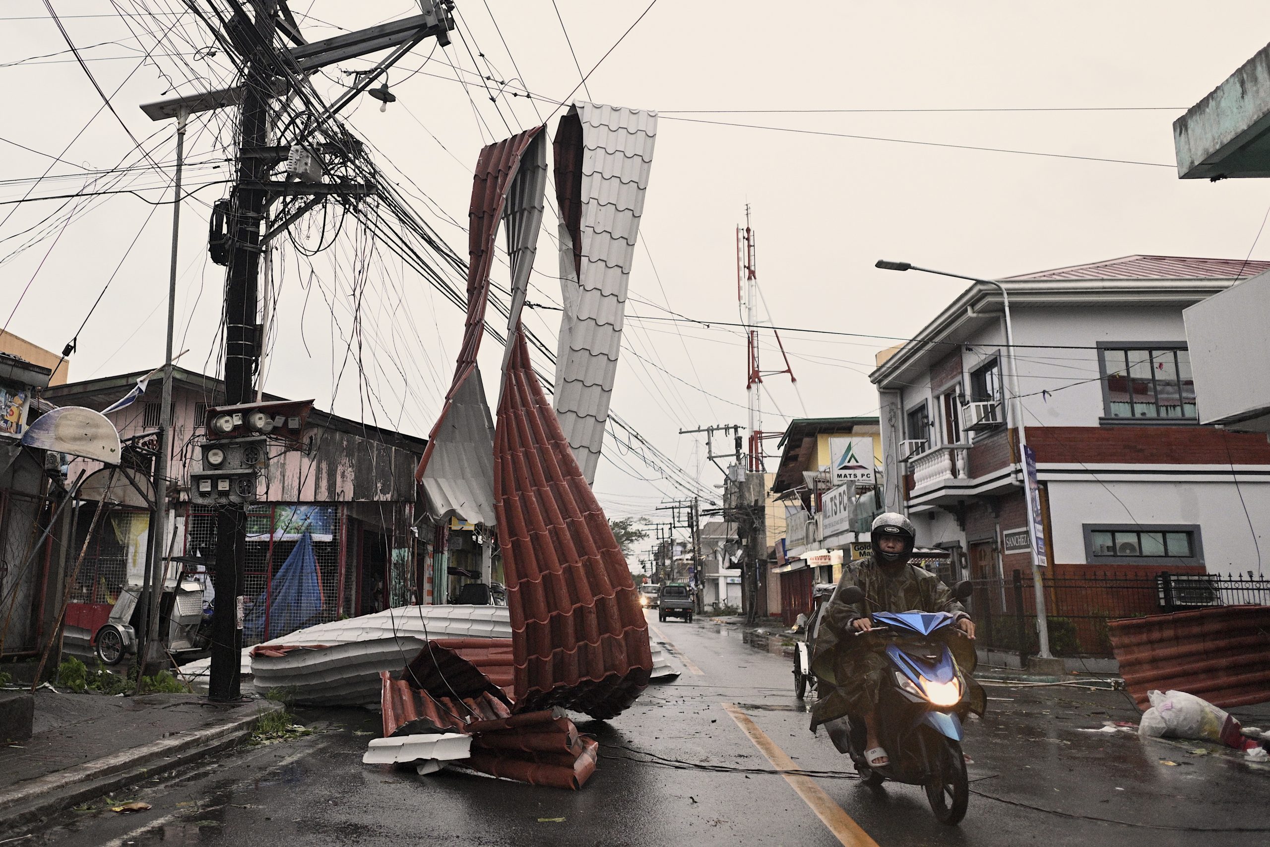 Typhoon Man-yi leaves 7 dead in landslide in Philippines and worsens ...