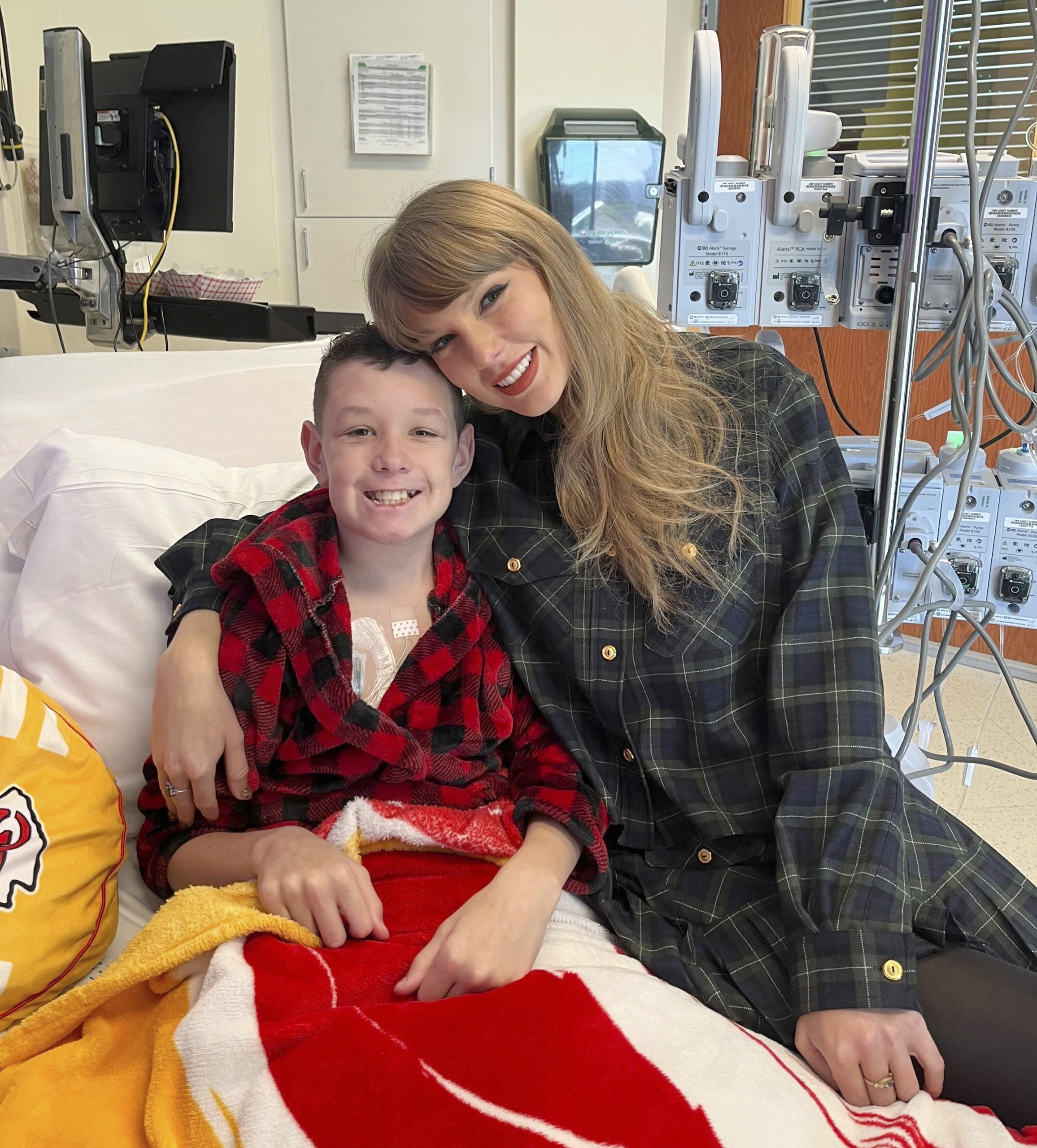 Taylor Swift makes surprise visit to Kansas City children’s hospital ...