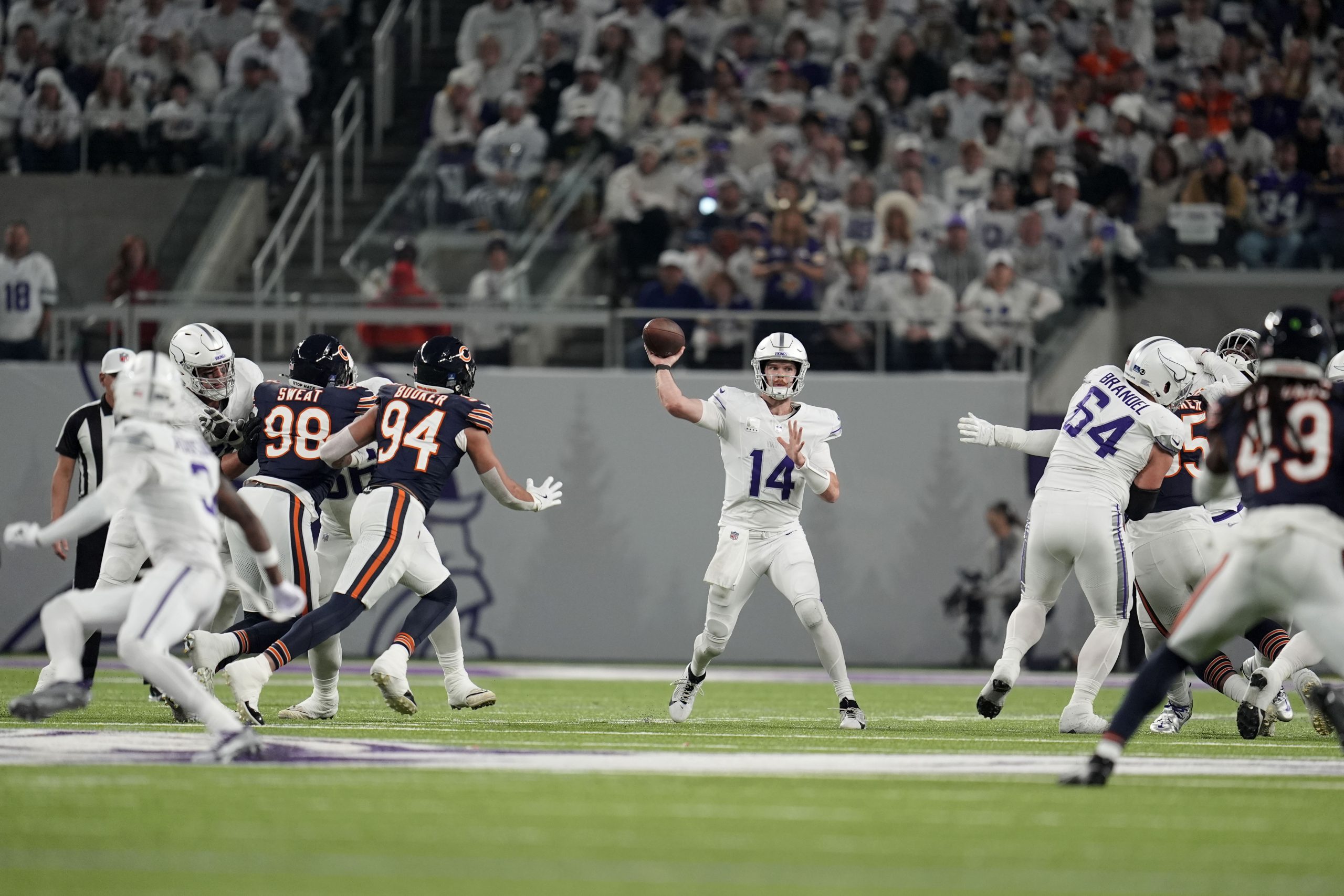 Vikings win 7th straight to forge tie for NFC North lead with 30-12 ...