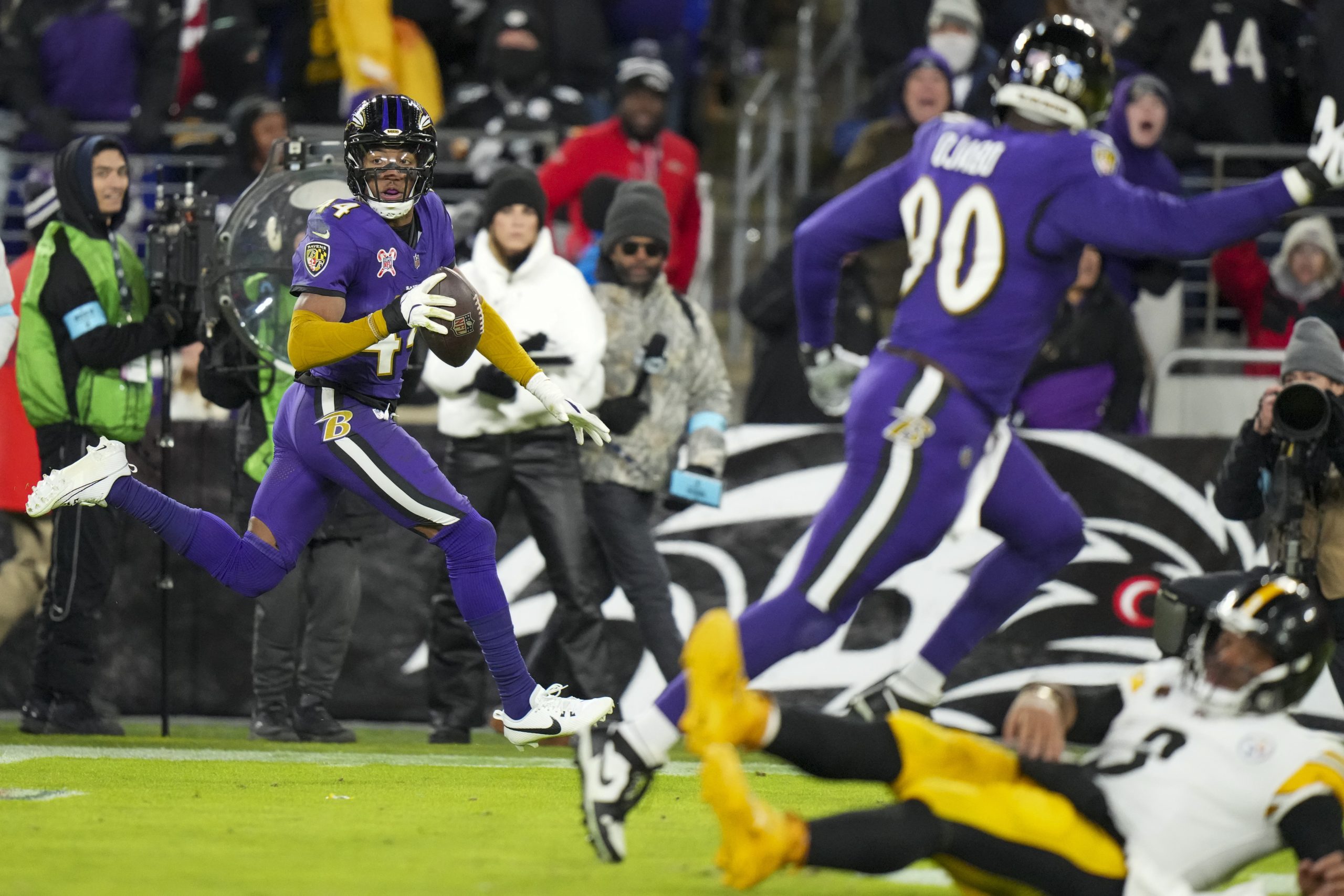 Lamar Jackson and the Ravens draw even atop the AFC North, beating the 1st-place Steelers 34-17 ...