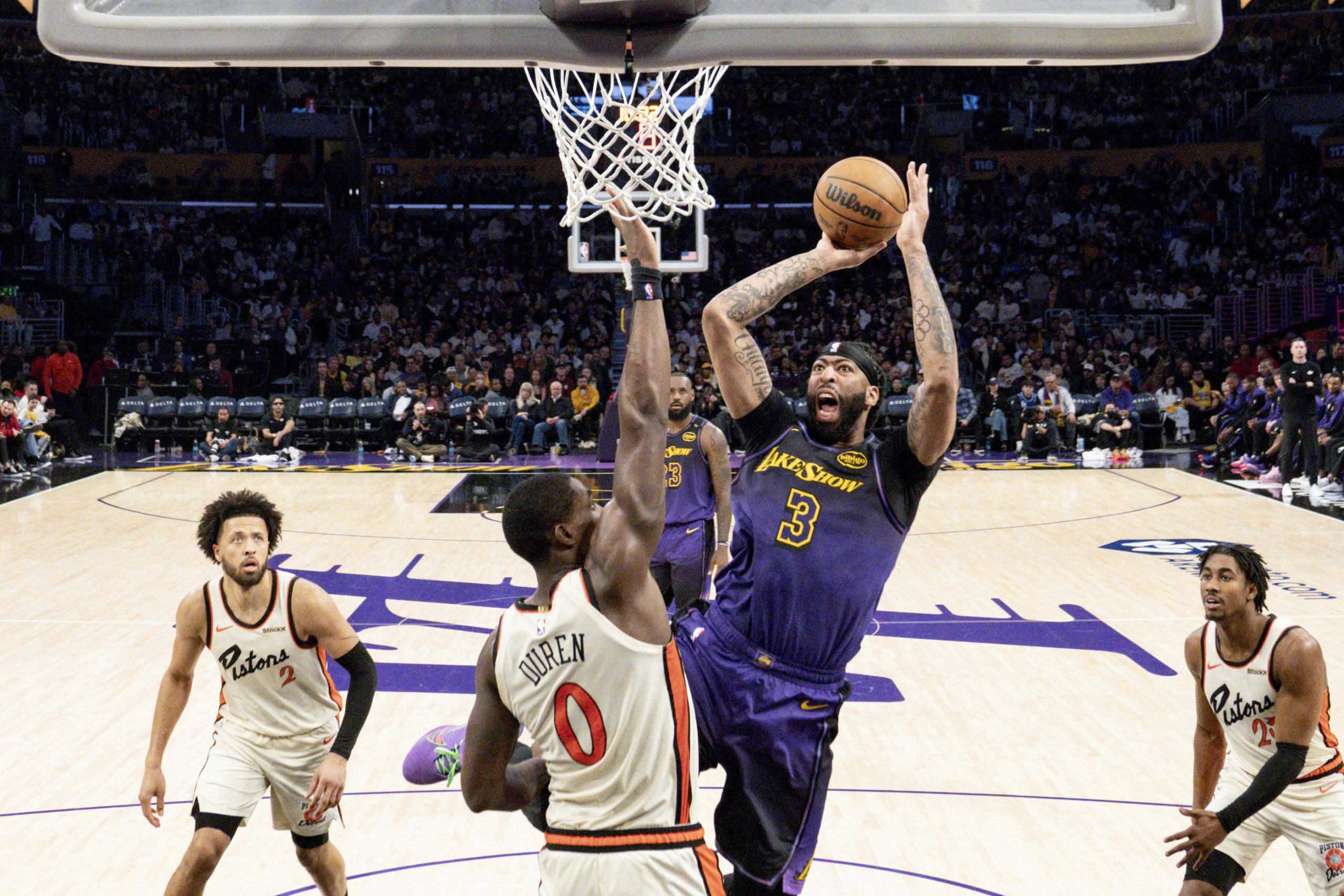 Lakers big man Anthony Davis exits Christmas game with sprained left ...