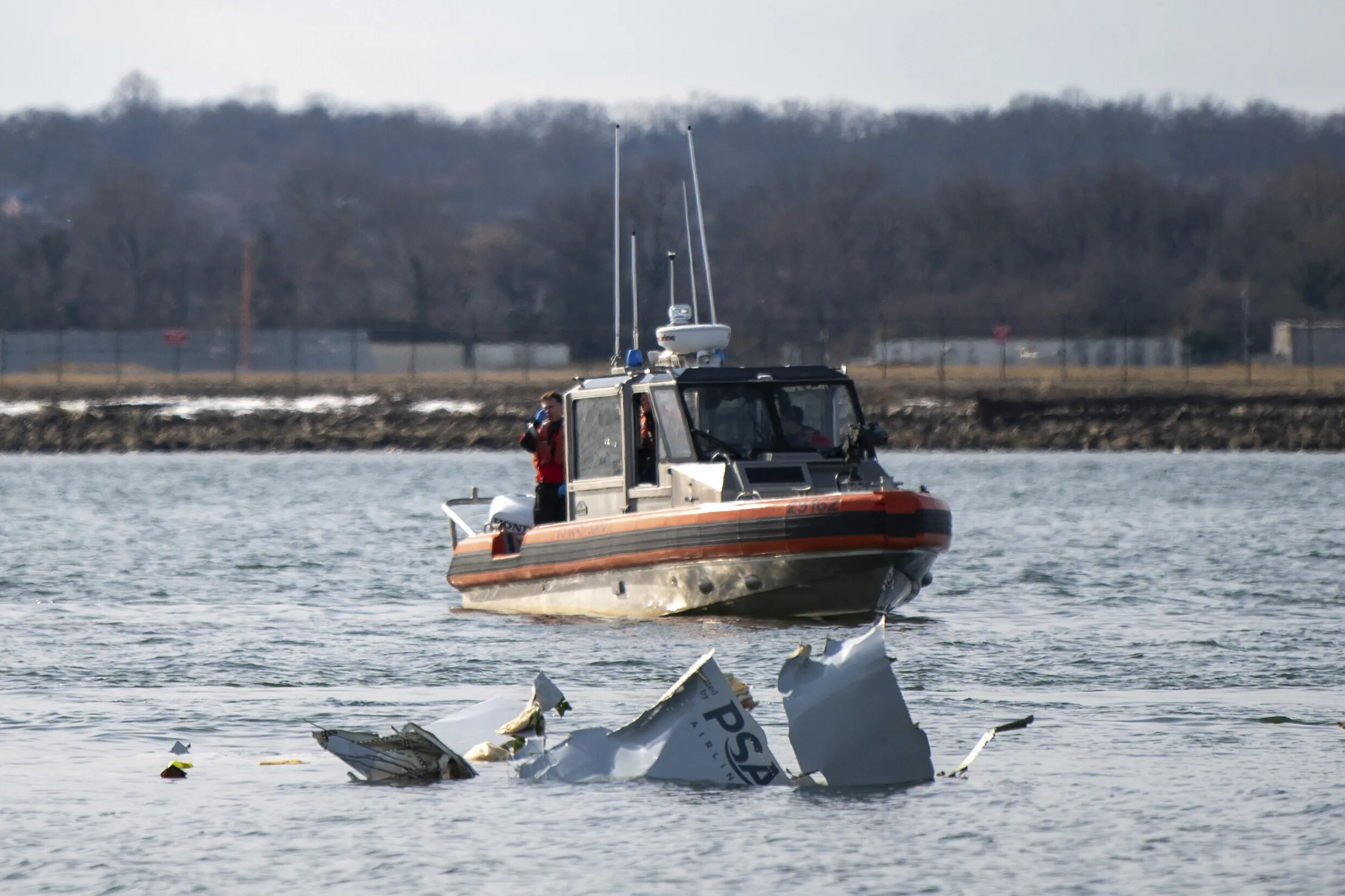 Recovery crews return to the Potomac debris after the deadly crash ...