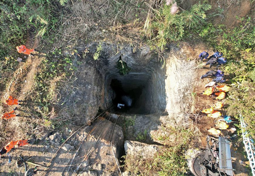 Indian army divers retrieve the body of one of at least 9 miners ...