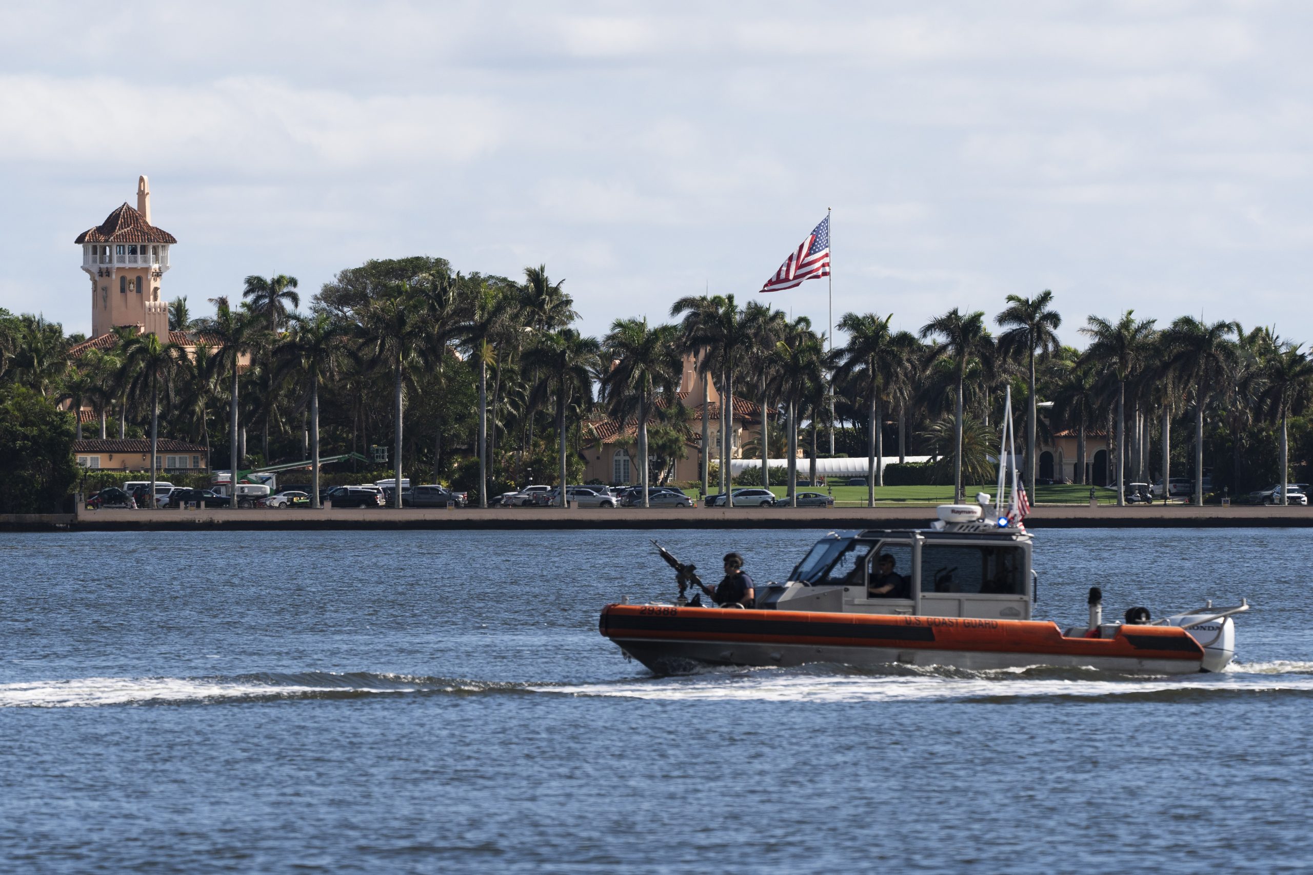 Trump flies US flag at full height before end of 30-day mourning period ...