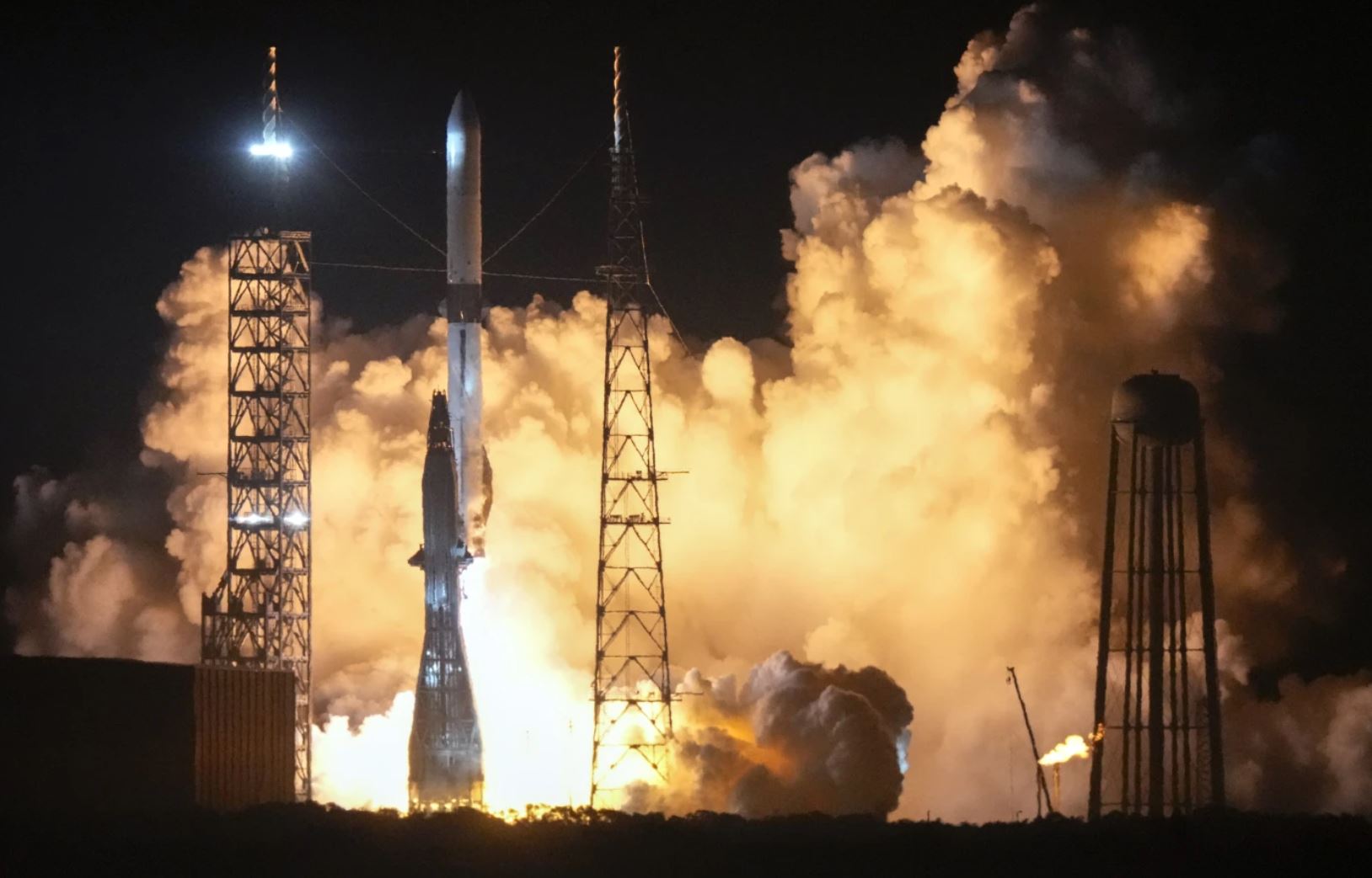 Jeff Bezos’ Blue Origin launches massive New Glenn rocket on first test ...