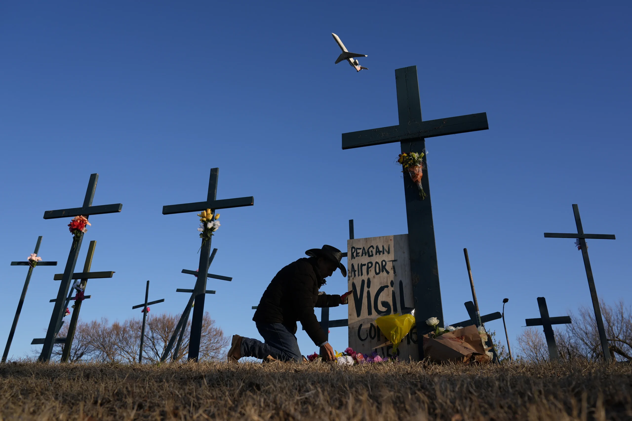 Families visit crash site days after the deadliest US air disaster in a ...