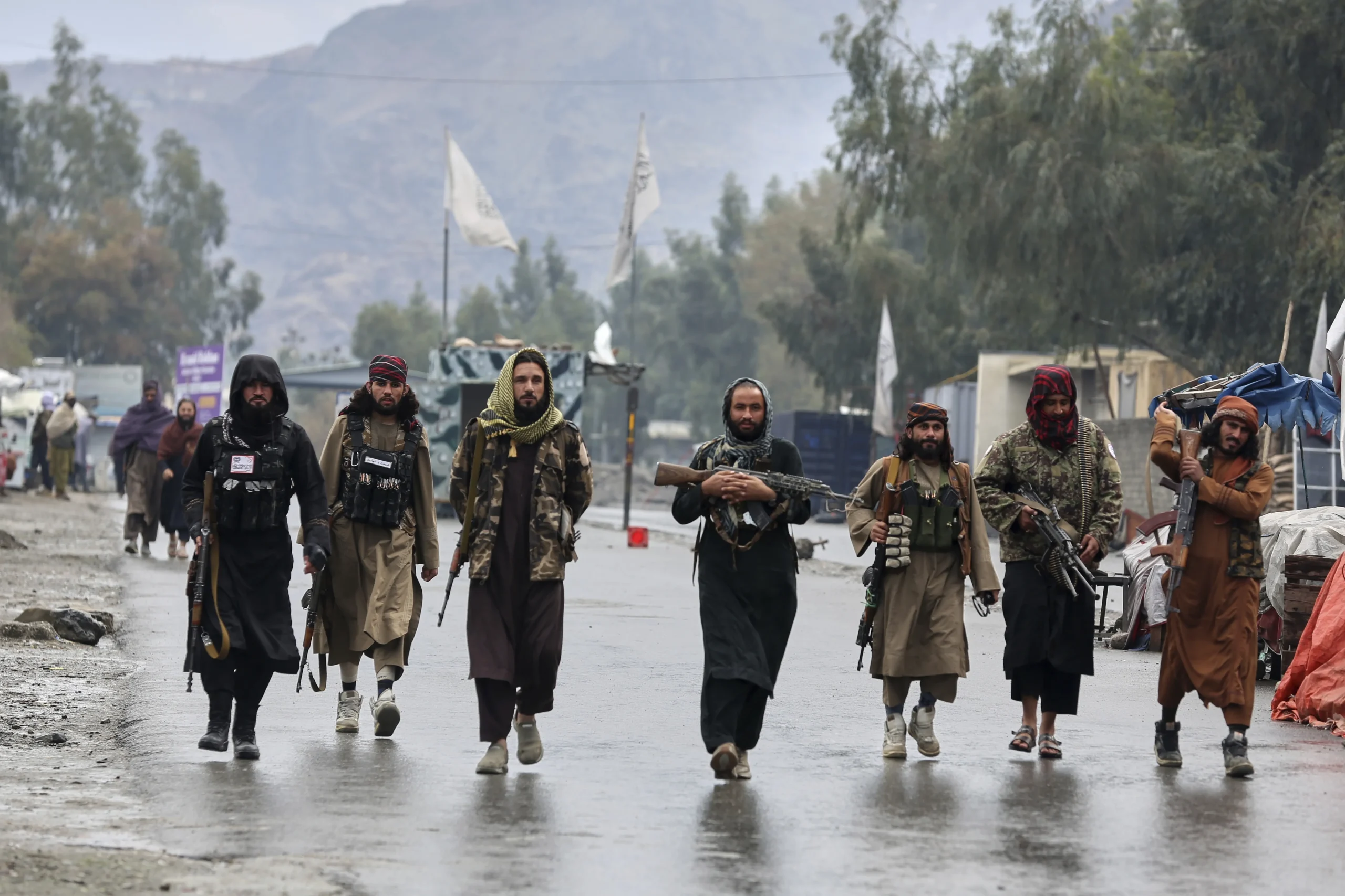 Pakistani security forces kill 9 militants in a raid near the Afghan ...