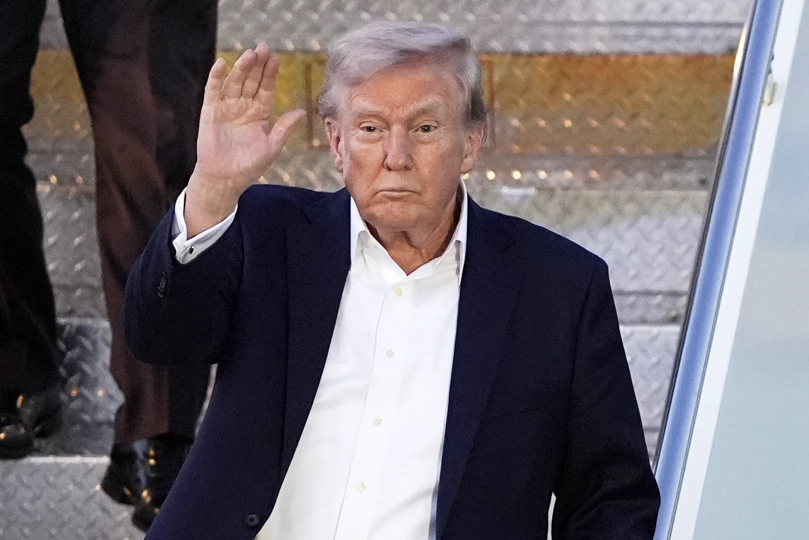 Trump is ‘fully fit’ to serve as commander in chief, his doctor says ...