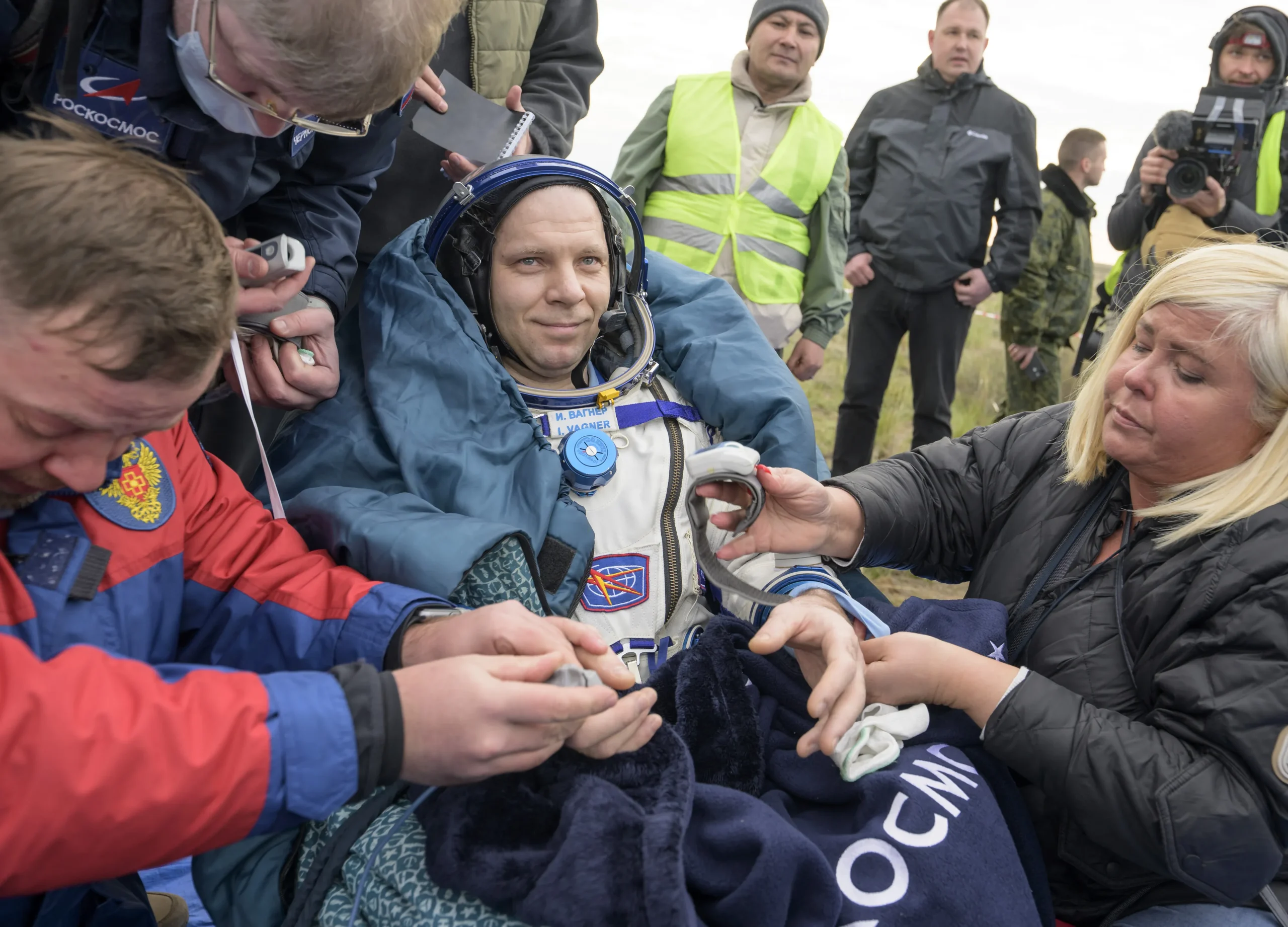 A Soyuz capsule with 2 Russians and 1 American returns to Earth from ...