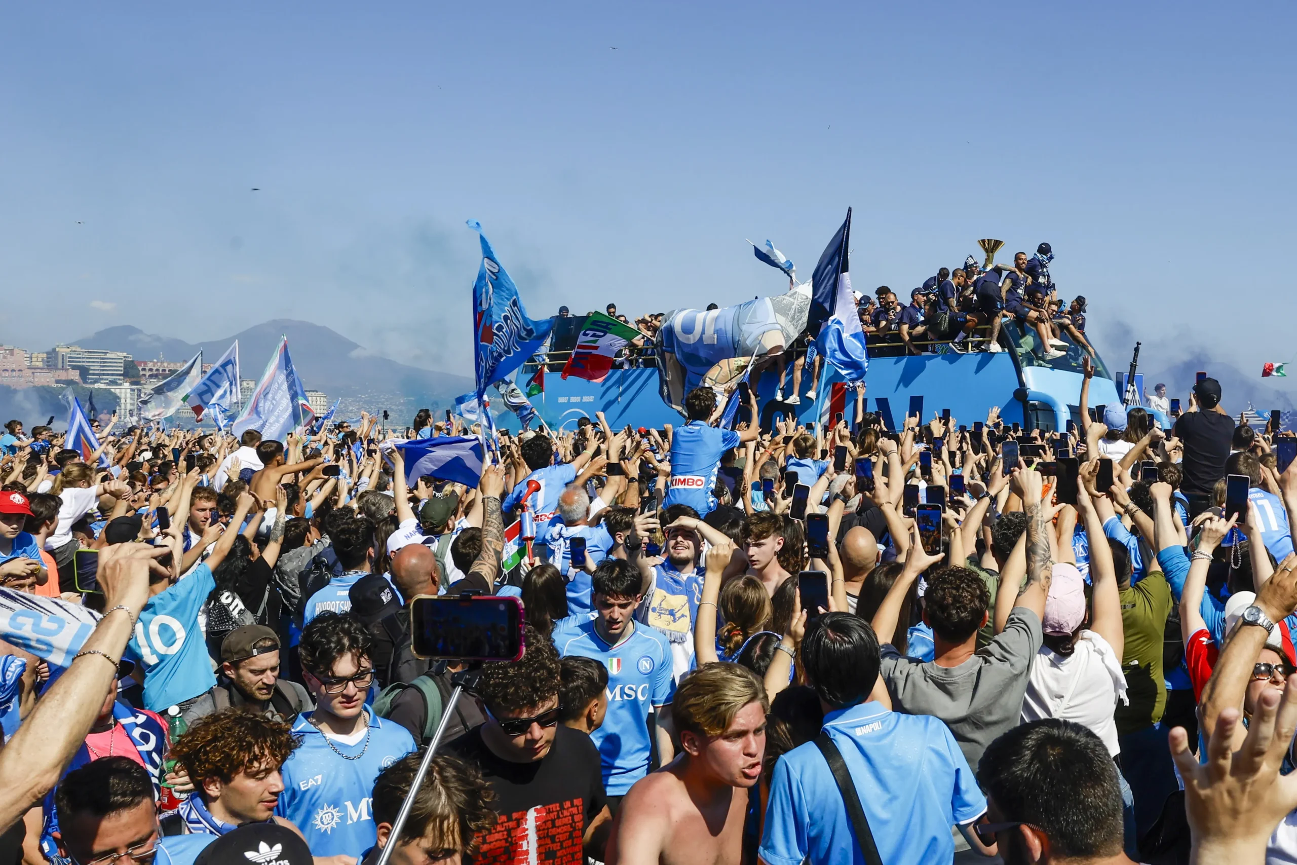 Napoli celebrates Serie A title with seafront bus parade – News.net