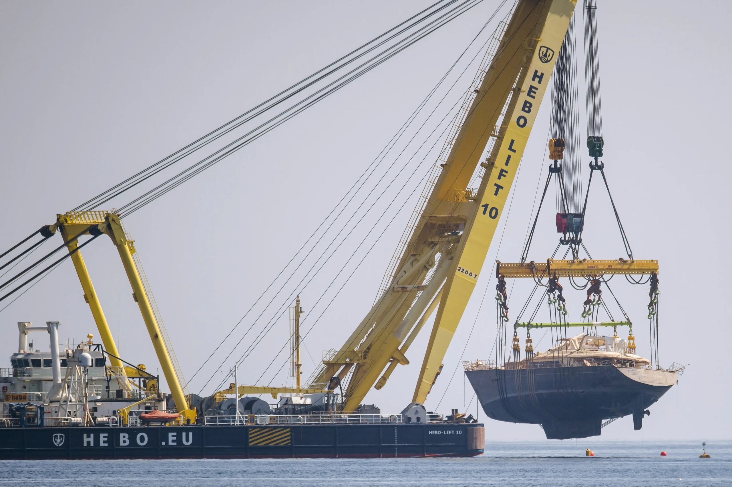 The recovered Bayesian superyacht transferred to Sicilian port on its ...