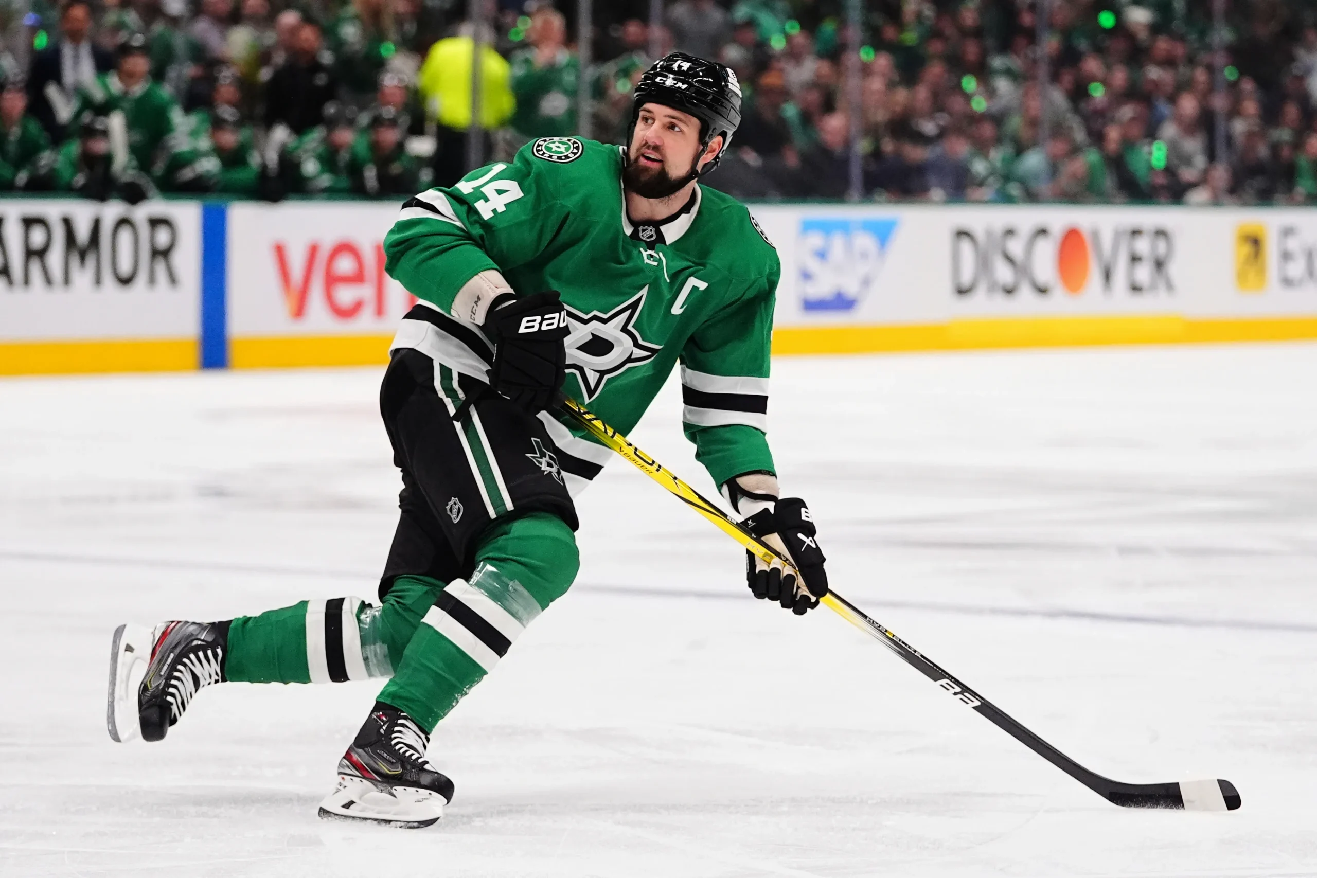Dallas Stars captain Jamie Benn signs a 1-year deal to stay with his ...