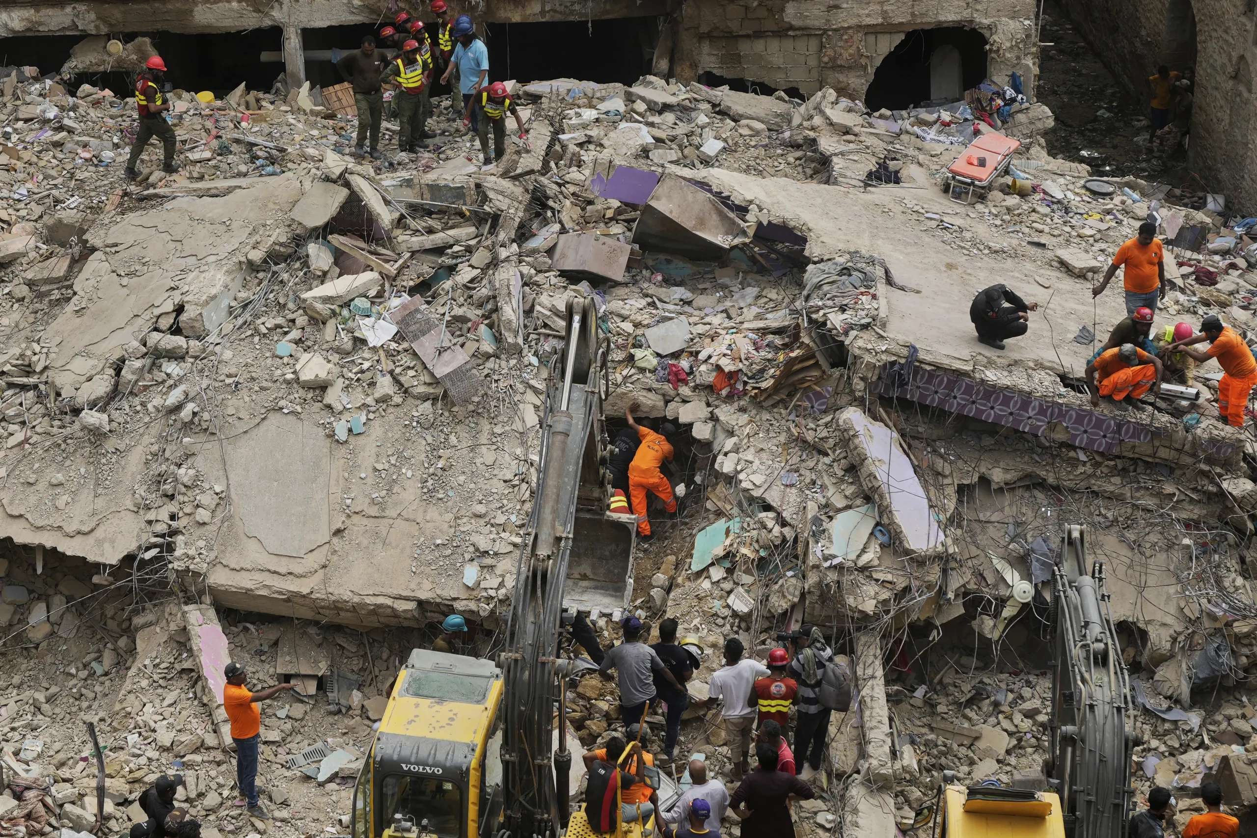 Death toll rises to 16 in Pakistan building collapse as rescuers search ...