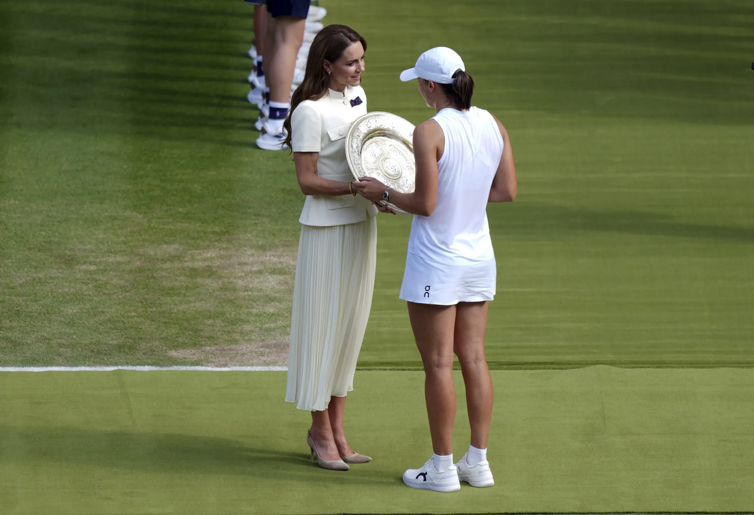 Kate, Princess of Wales, presents winner’s trophy to Iga Swiatek after ...