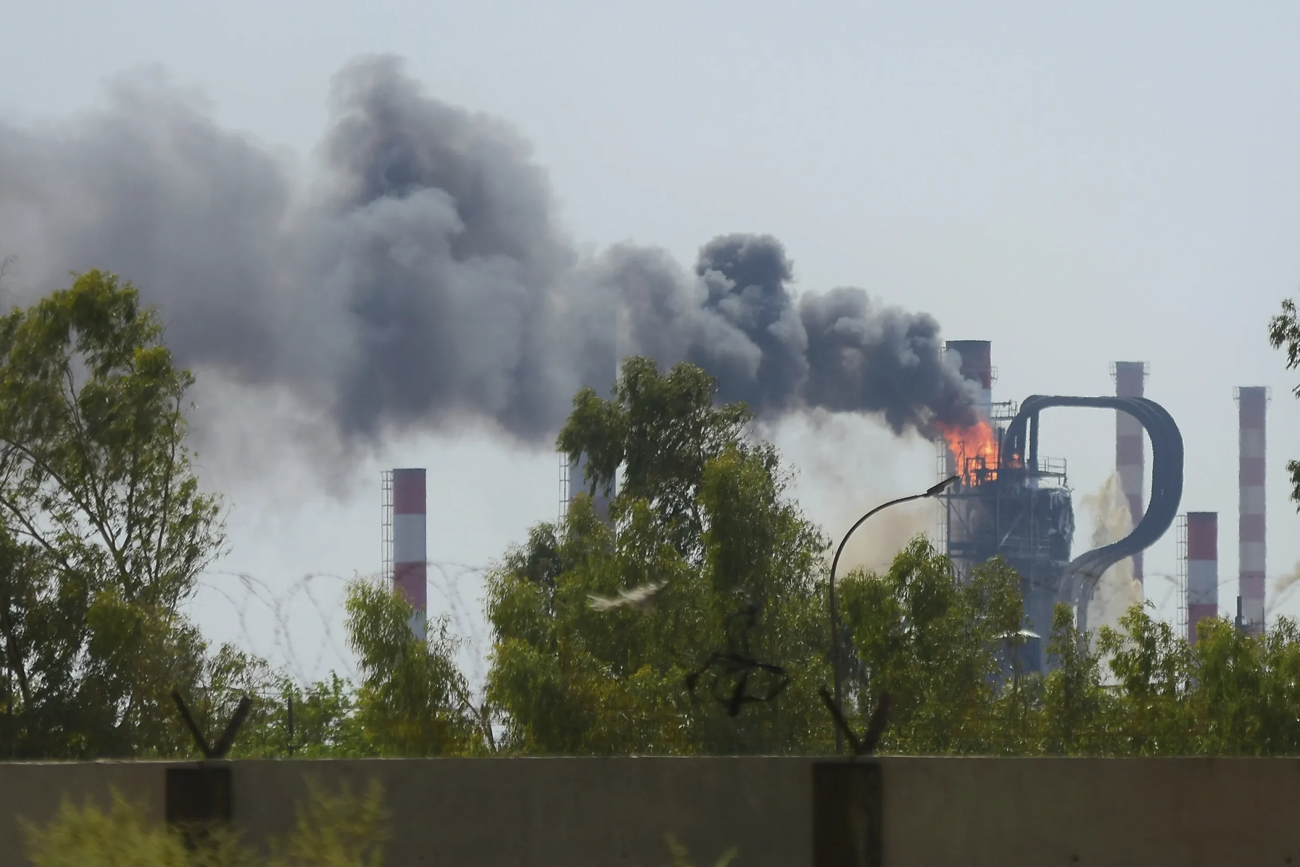Fire at Iran’s largest oil refinery kills 1 in the country’s southwest ...