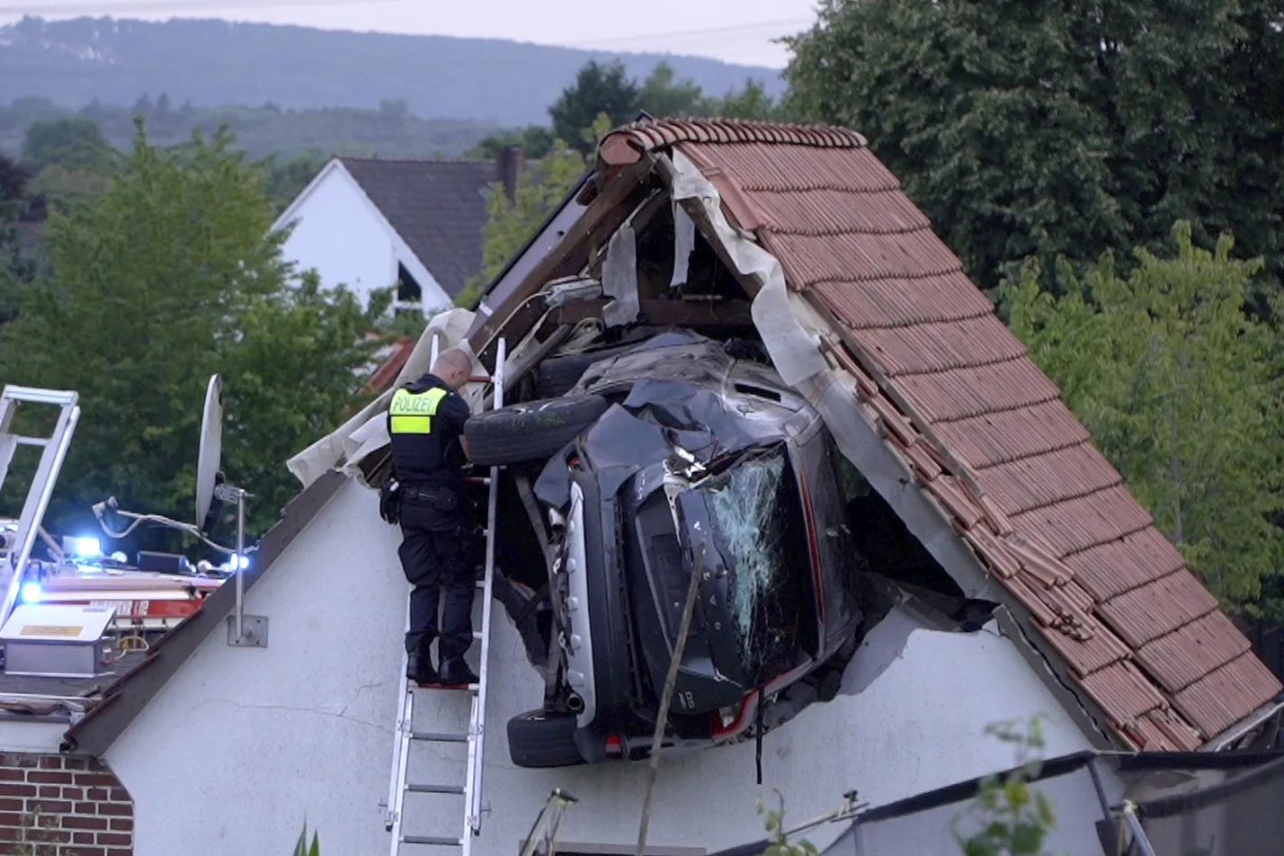 Car crashes into a barn’s roof in Germany, seriously injuring 2 – News.net