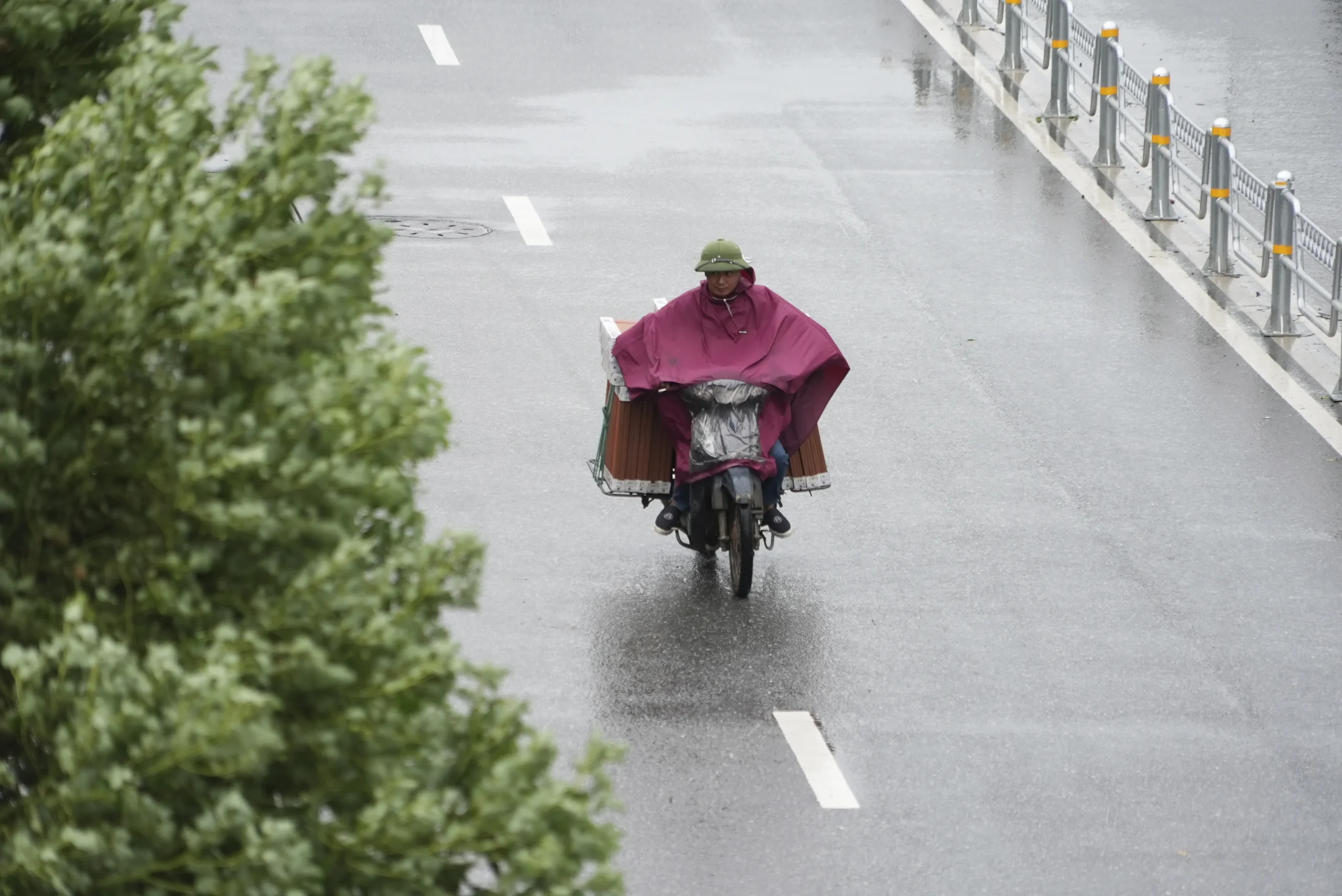 Storm Wipha hits northern Vietnam with strong winds and heavy rain ...