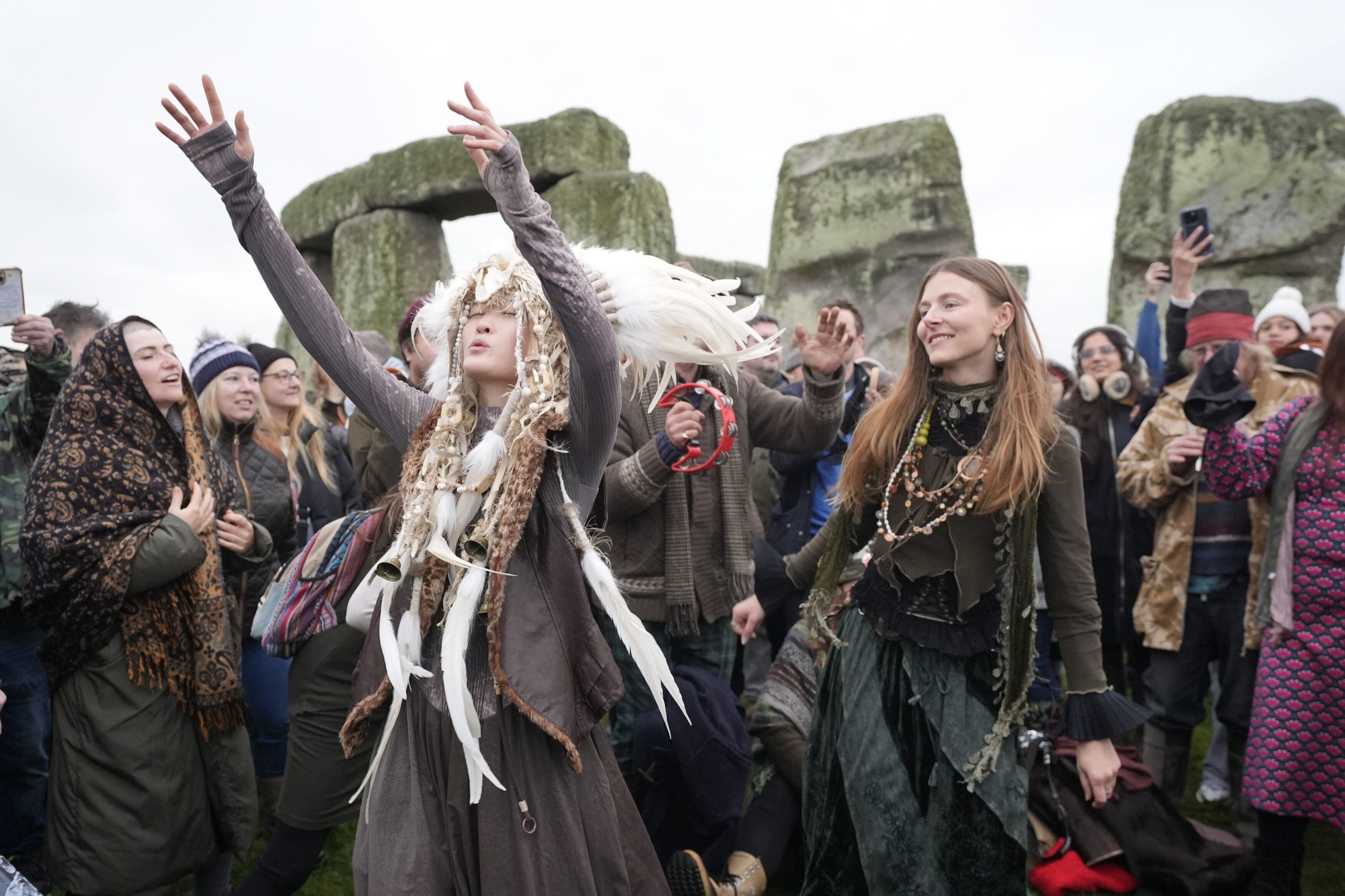 Thousands cheer as the sun rises on winter solstice at Stonehenge ...