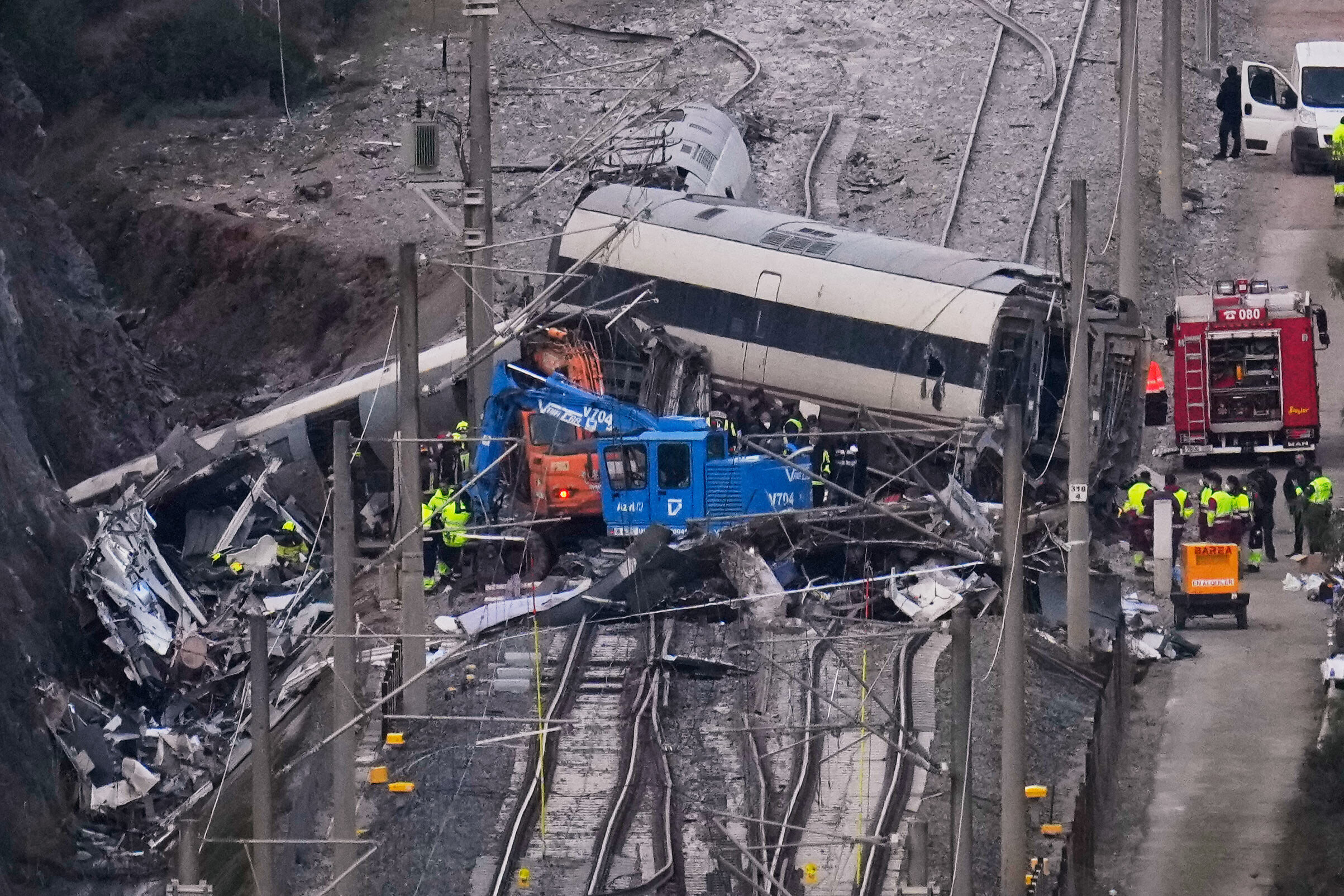 Spain begins 3 days of mourning for train wreck victims as death toll ...