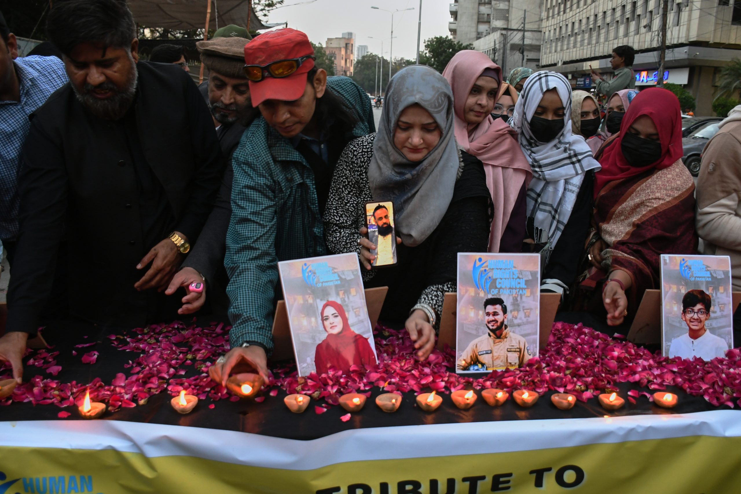 Death toll in Pakistan shopping plaza fire rises to 67, officials say ...