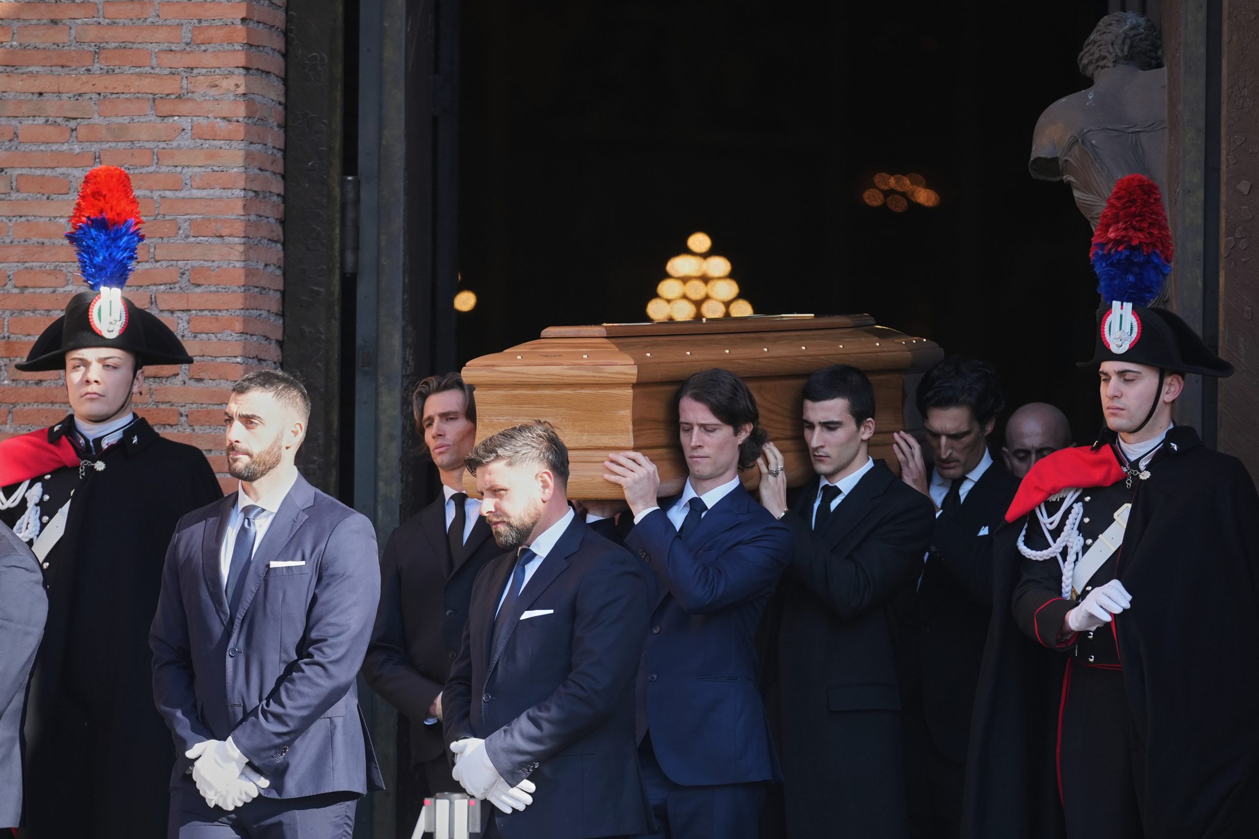 Stars and the public say a final goodbye to fashion icon Valentino at a Rome funeral – News.net