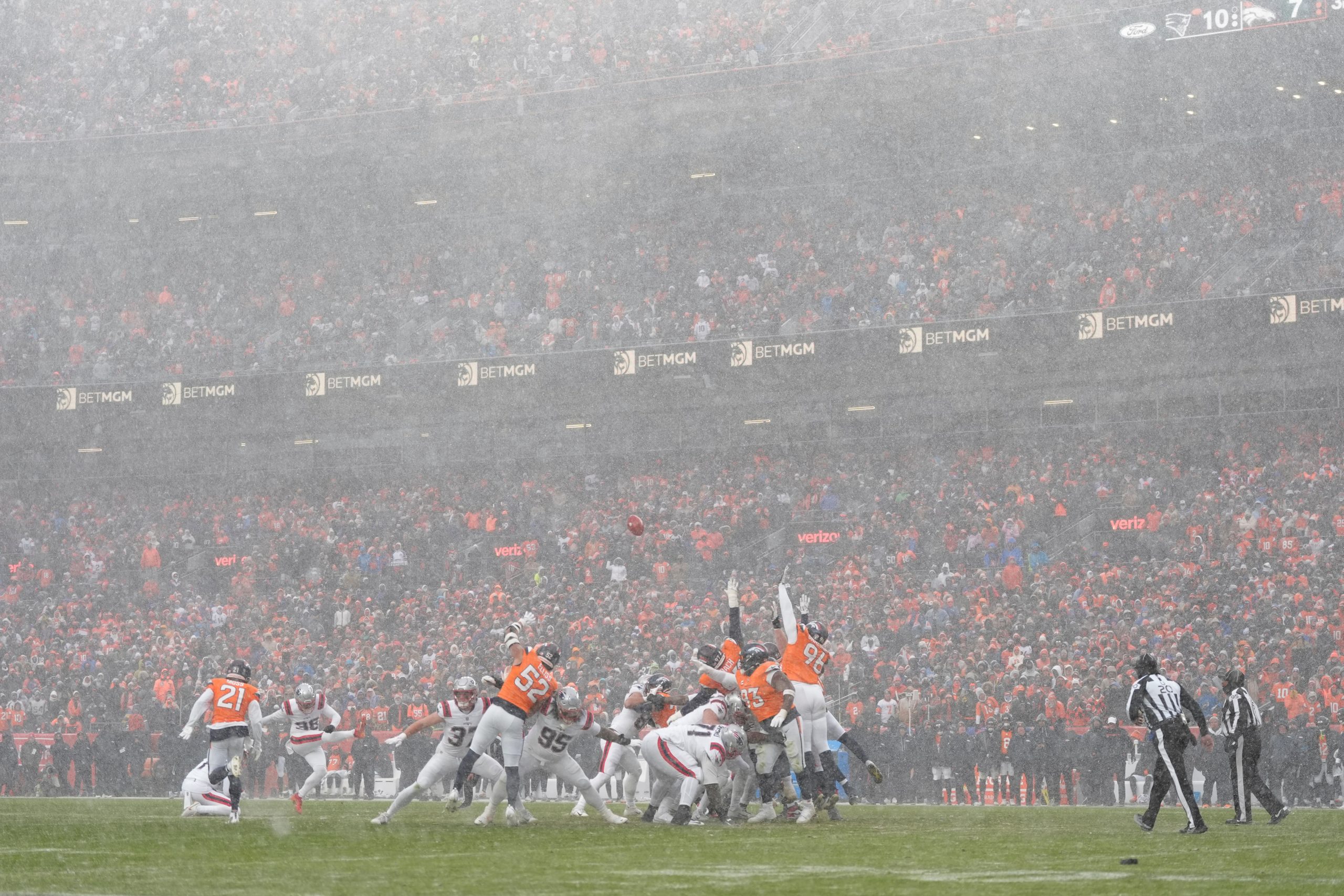 Snow and wind pick up in 2nd half of AFC championship game in Denver ...