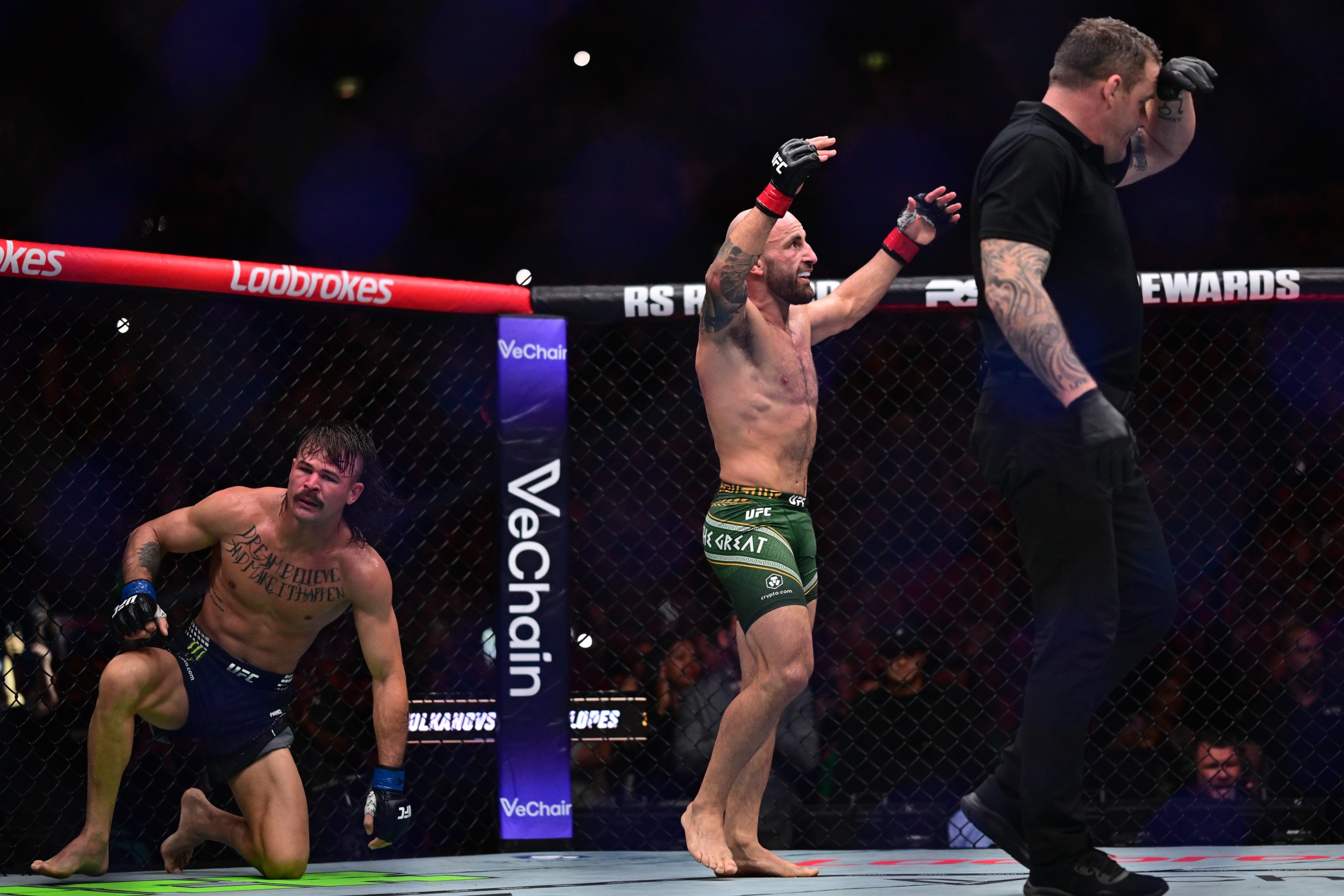 Alexander Volkanovski dominates Diego Lopes for unanimous decision win ...