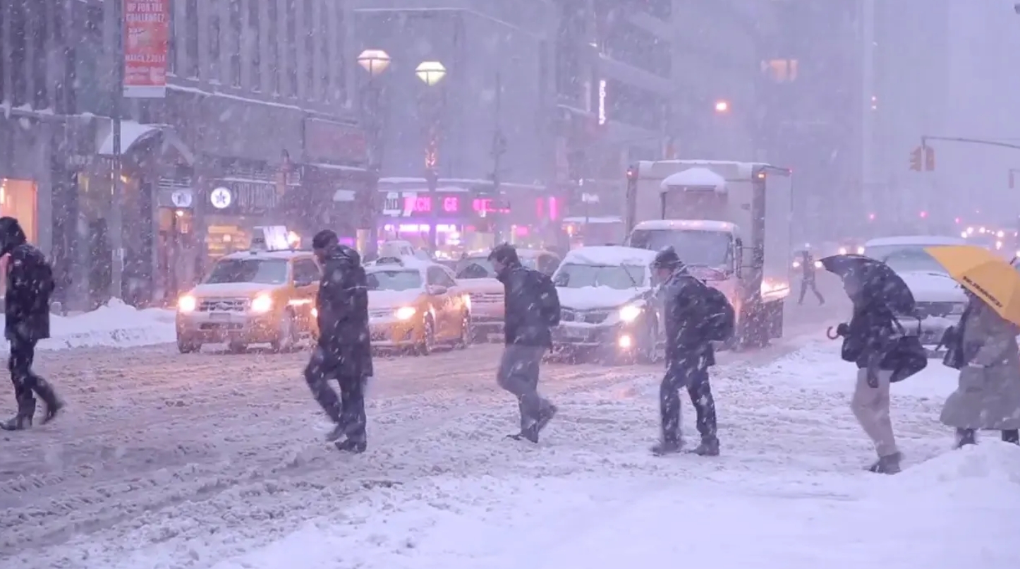 Blizzard warnings send East Coast scrambling to prepare for heavy snow ...