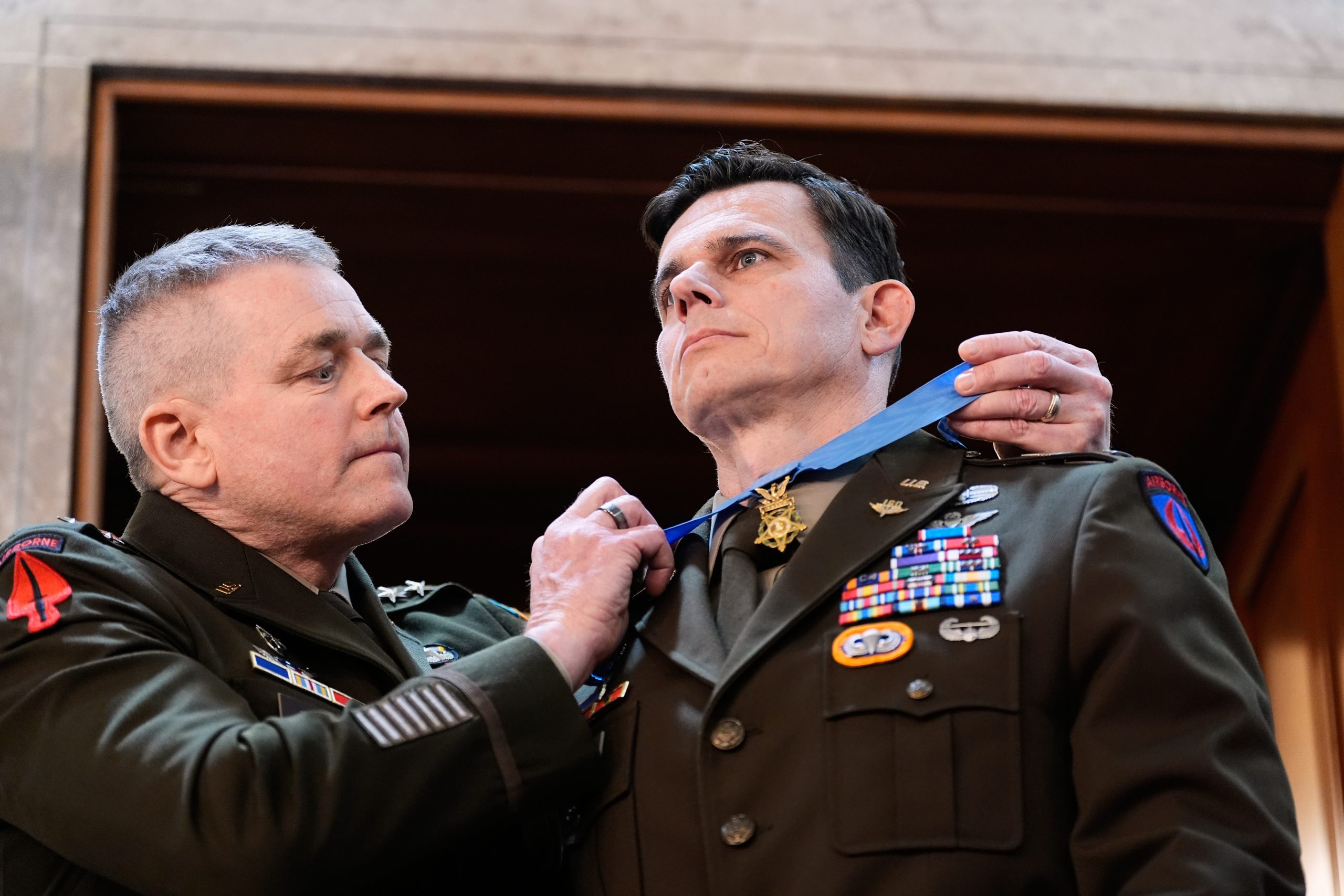 Army pilot wounded in Maduro raid gets Congressional Medal of Honor ...