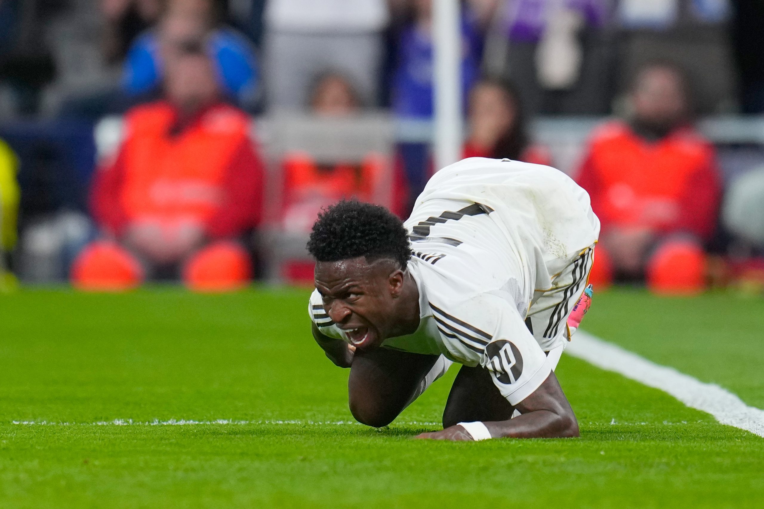 Vinícius Júnior jeered by Benfica fans. Madrid supporters show anti ...