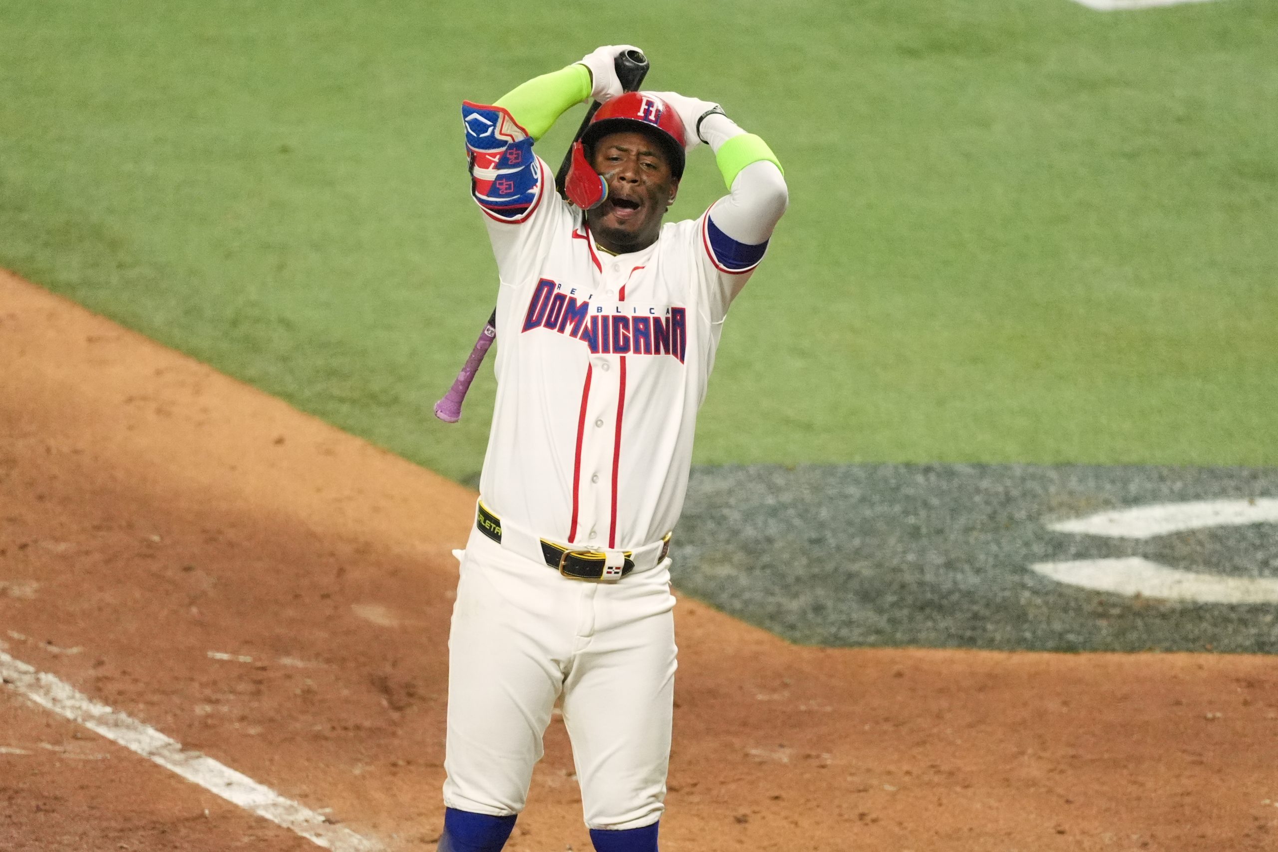 Dominican WBC loss ends on called strike that appeared low, a week ...