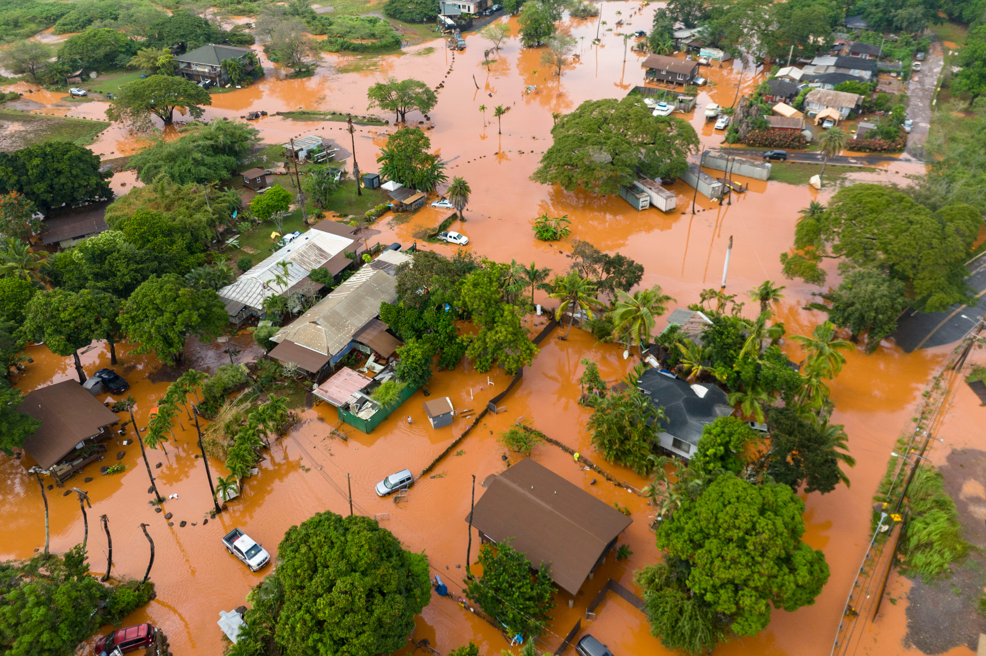 Hawaii’s worst flooding in 20 years threatens dam, prompts evacuations ...