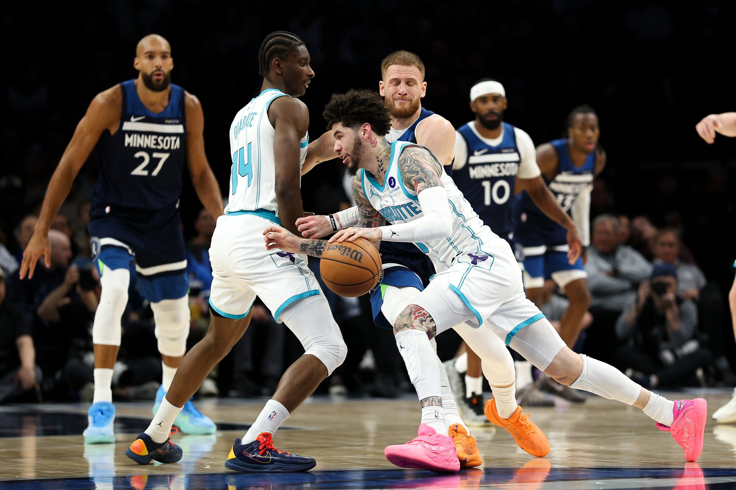 Hornets win their 4th straight behind 35 points from LaMelo Ball, beat ...