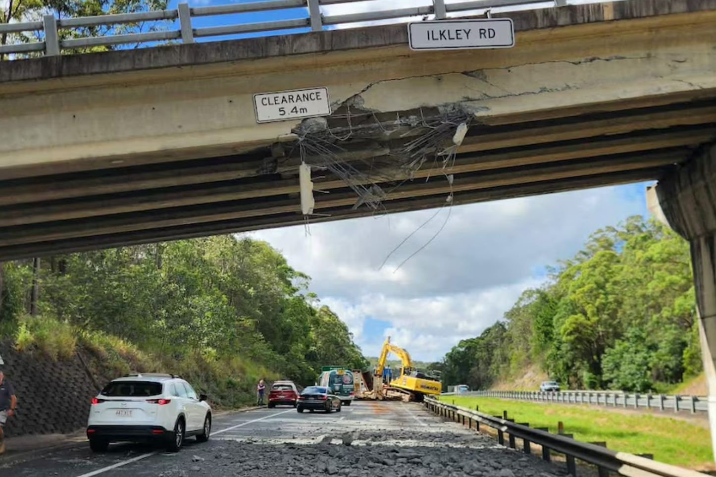 Bruce Highway closed after excavator hits Ilkley Road bridge on ...